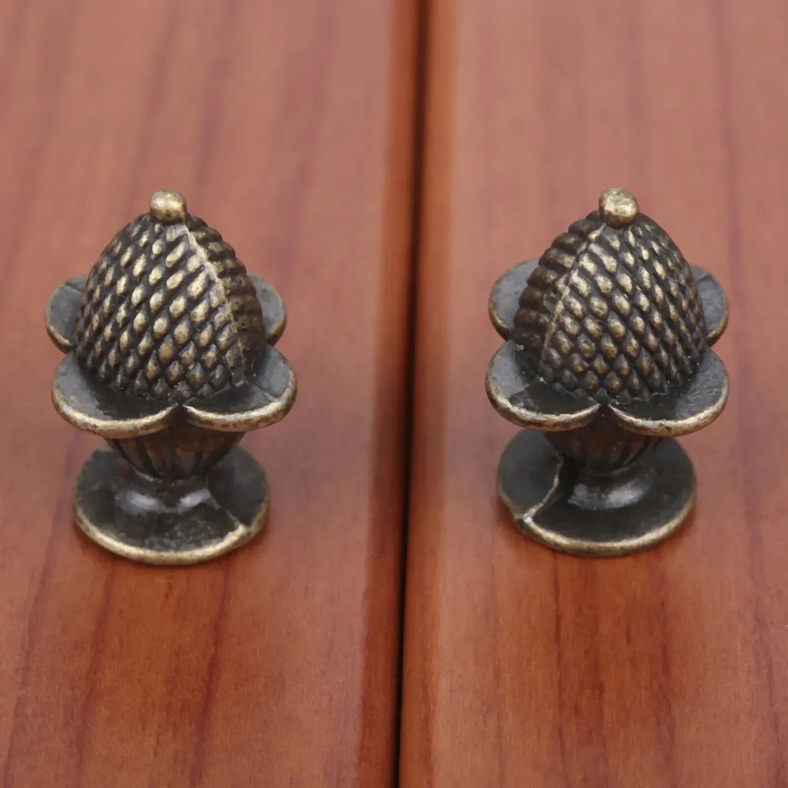 2 шт, ручки из сплава клубники, античная бронза, ручки из цинкового сплава, ручки с винтами 25x18 мм, винтажный декор с винтами для дверей ящика шкафа