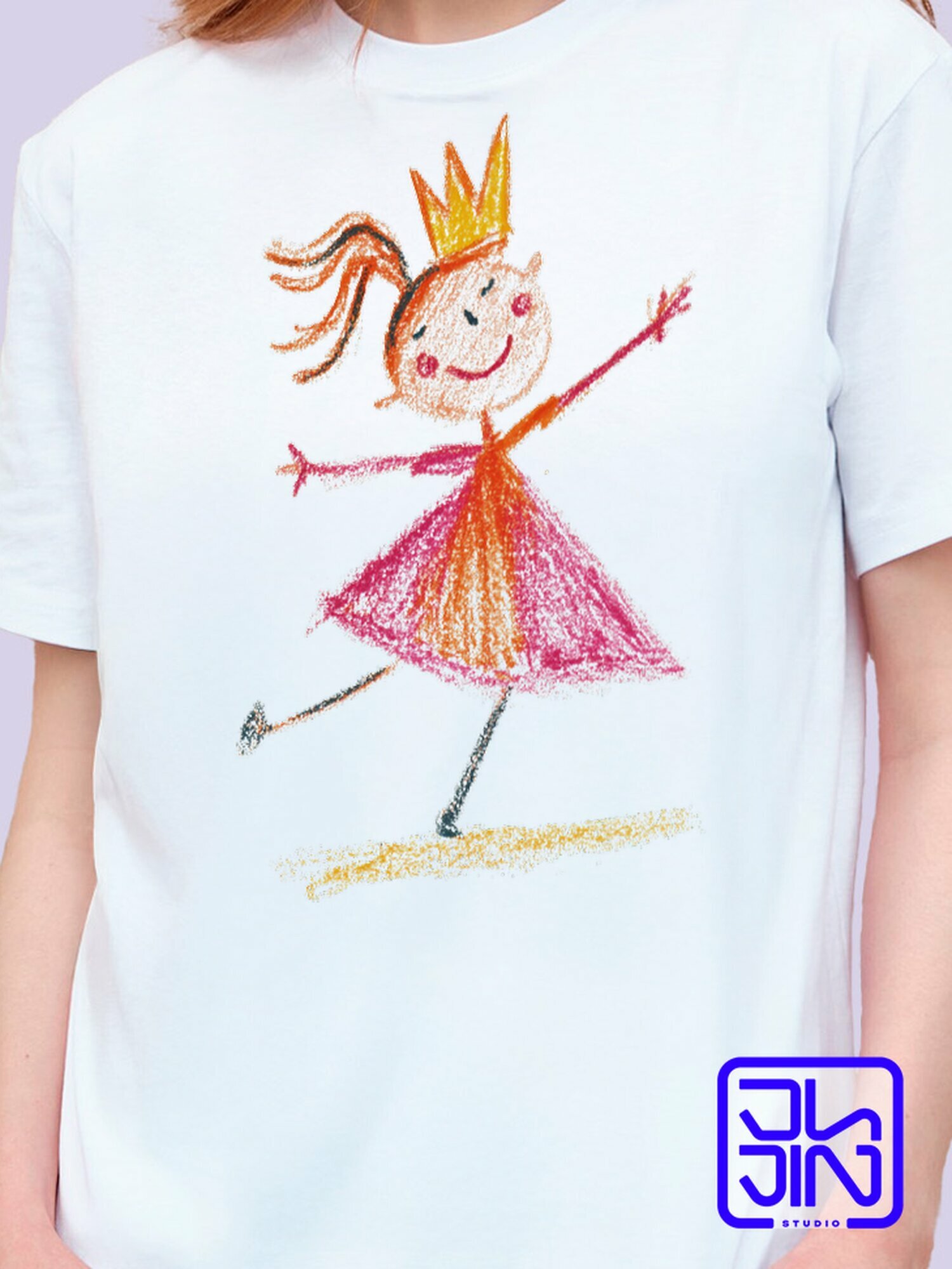 Футболка классическая женская с авторским принтом Веселая розовая принцесса в смешной фуксиевой короне для девочки, белый хлопковый трикотаж с прикольным рисунком на груди