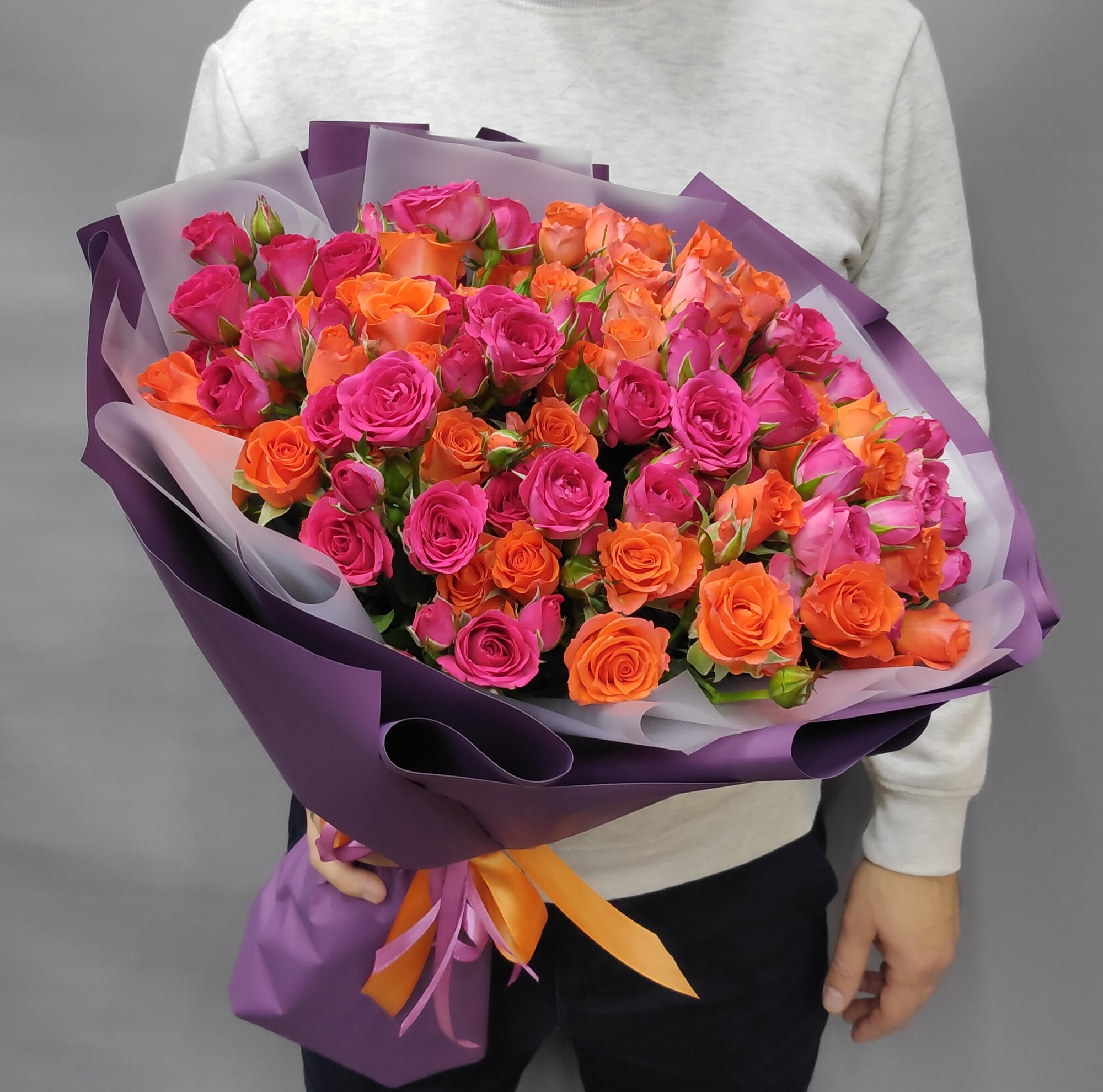 Букет из 21 кустовой розы высотой 60 см с аквабоксом в коробке