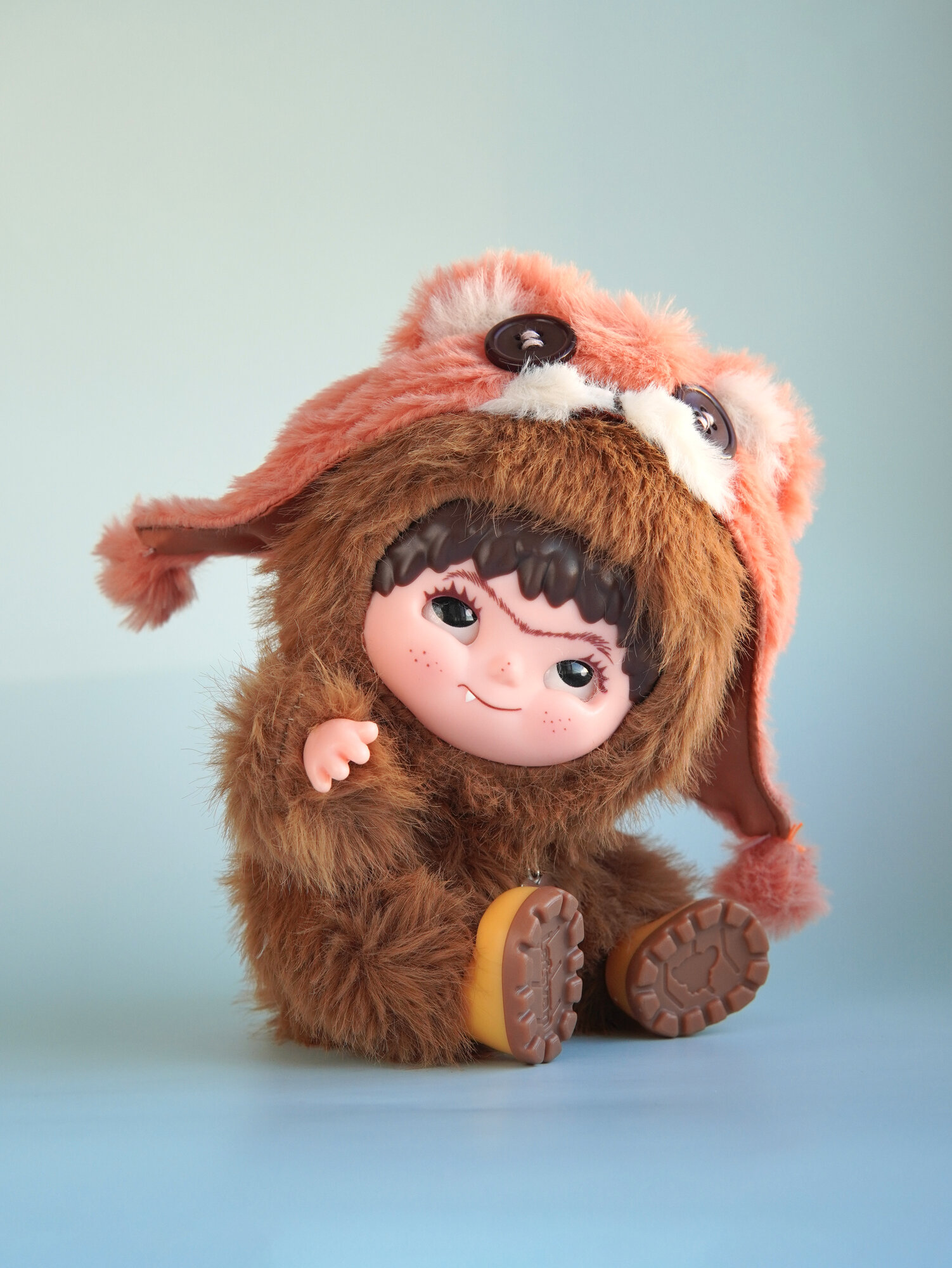 Кукла-брелок WAKUKU коричневый, 17 см | Мишка-бунтарь | Пушистая вечеринка | Коллекционный | Panda_Print