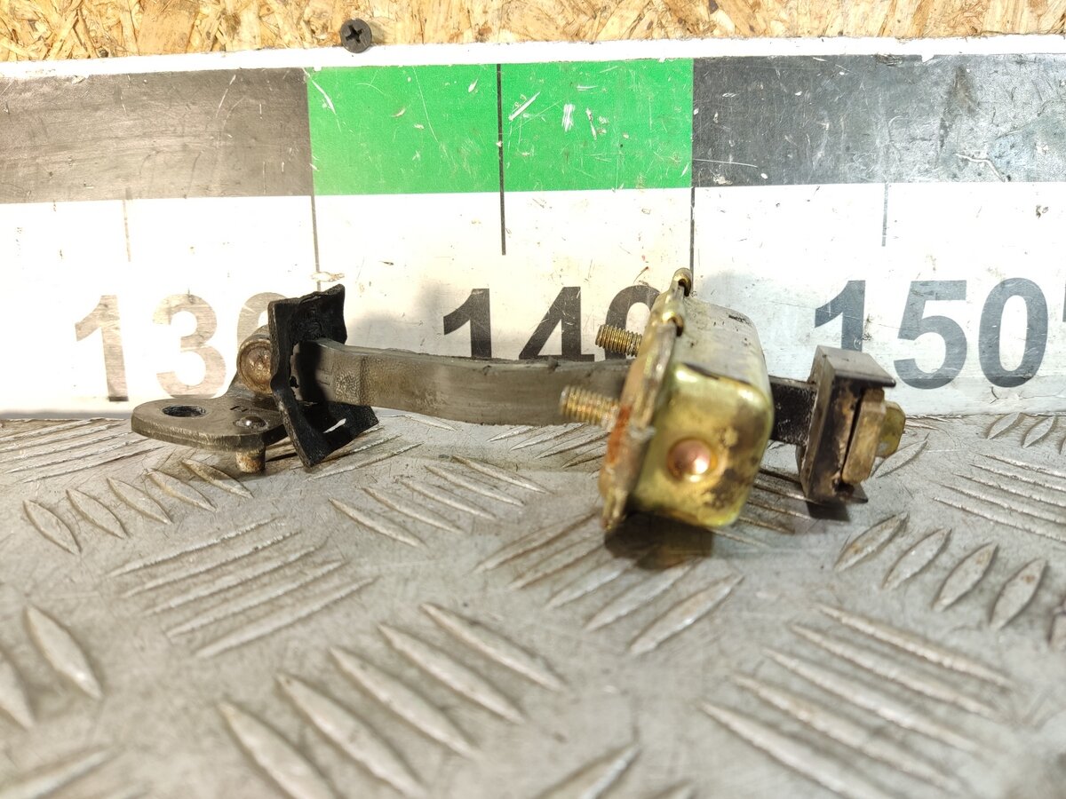 Ограничитель двери передний MITSUBISHI Diamant 1995 MB547015