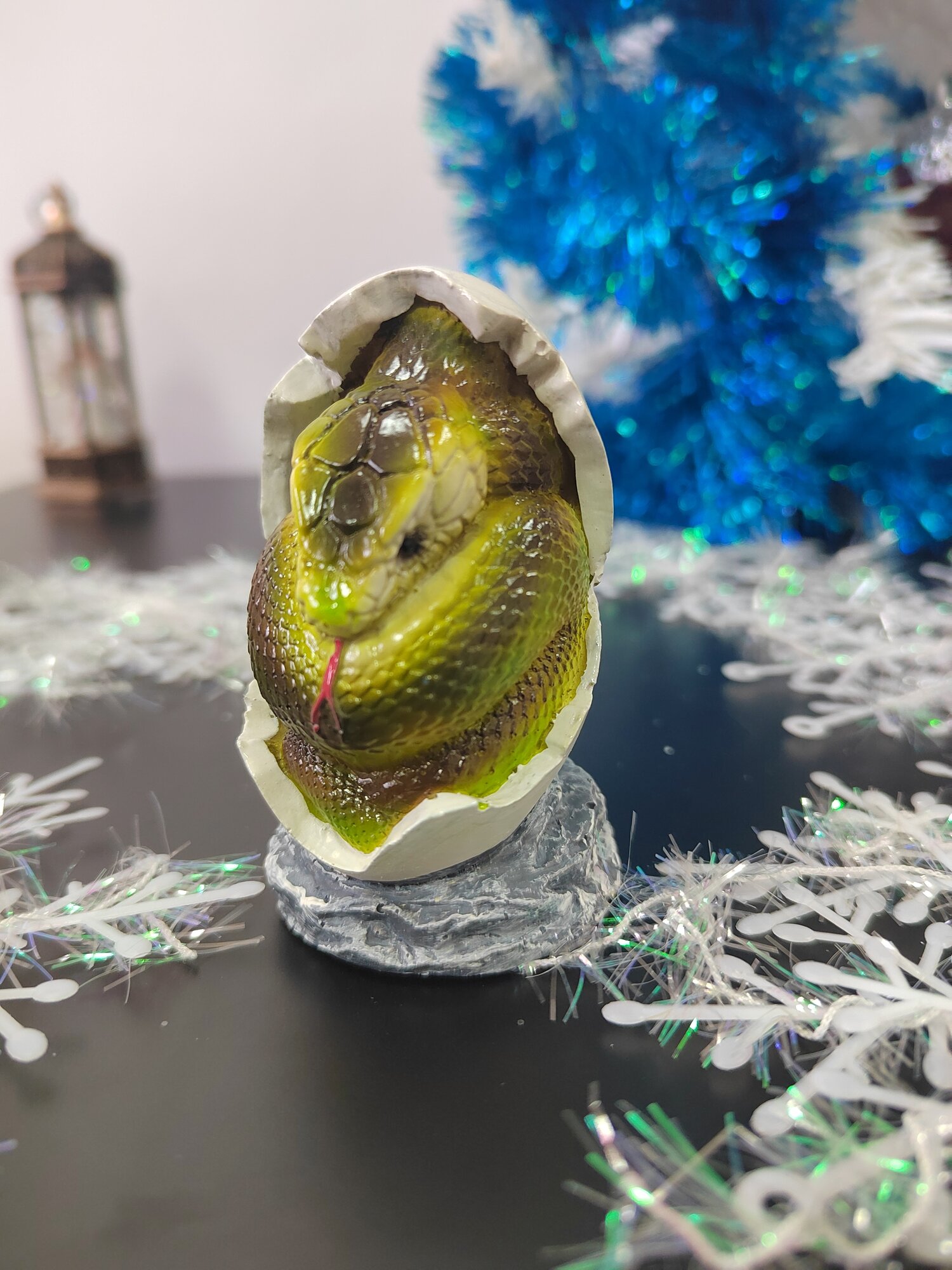 Фигурка змея В яйце декоративная интерьерная для дома и офиса (зеленый) 4*4*7см 716730/SGZ001