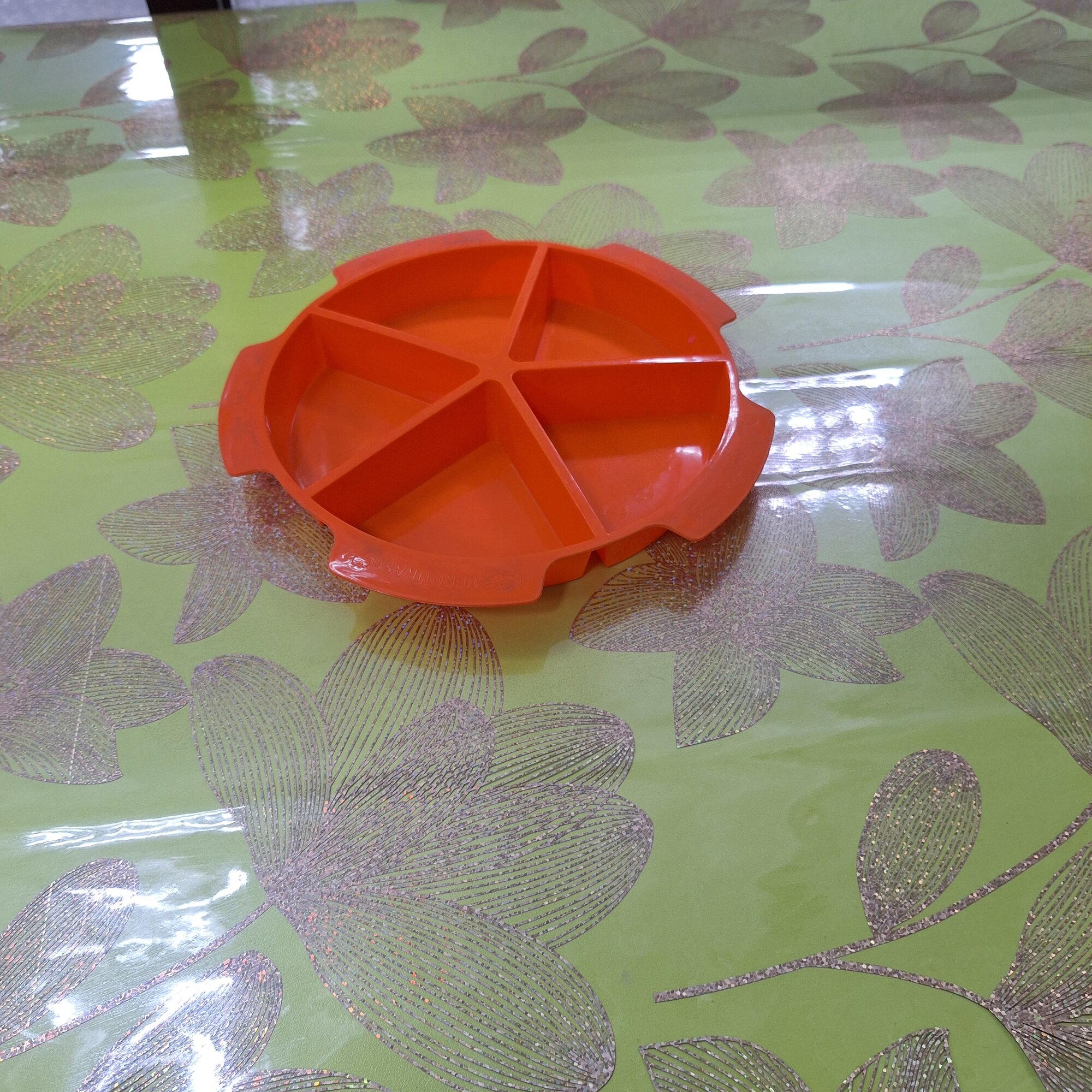 Менажница, пластик, 23х23х2,5см, оранжевая, 5 ячееек, для закусок