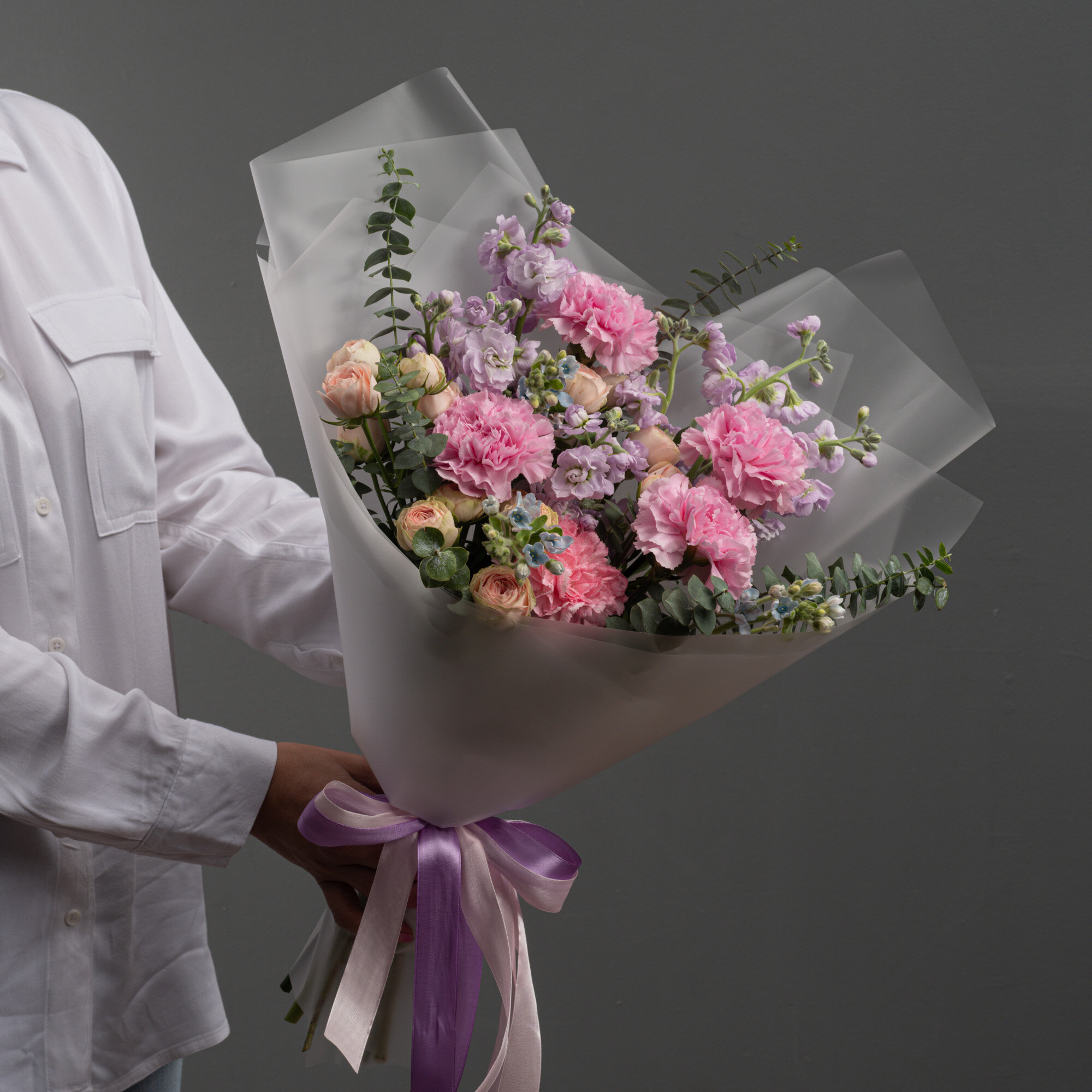 Цветы живые букет Flor-Pro Flowers из кустовых роз, маттиолы и гвоздик «Призрачные мечты»