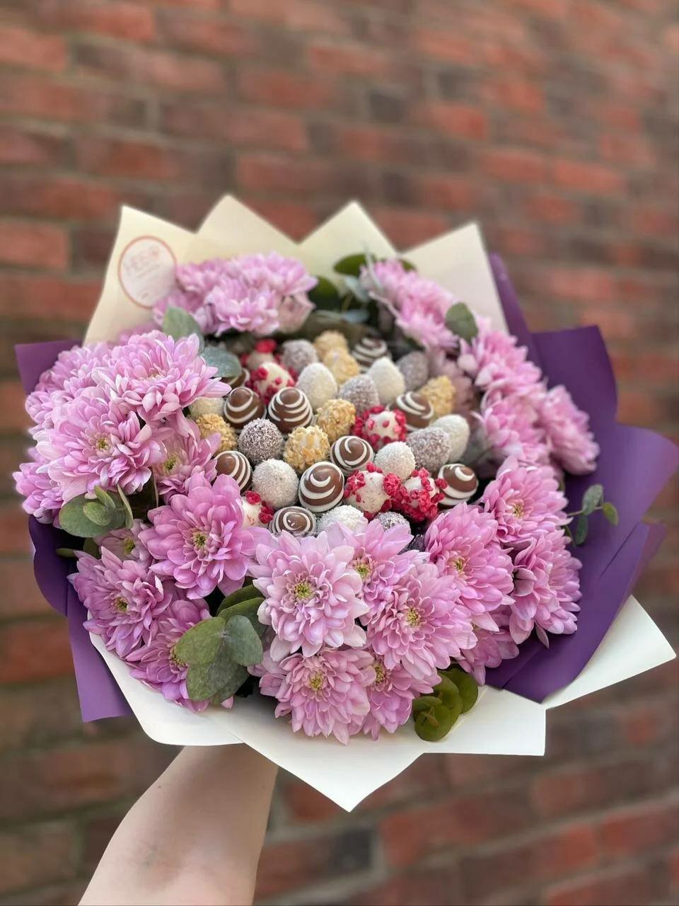 Букет с клубникой в белом и молочном шоколаде, орех, малина, кокос, 7 хризантем, эвкалипт, Elegant