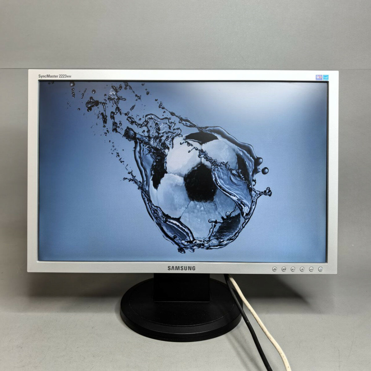 22" Монитор Samsung 2223NW 16:10 1680x1050 серебристый