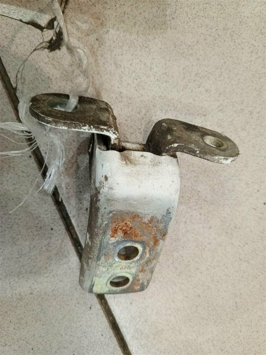 Петля двери передней левой верхняя от Lifan Smily 2008-2017