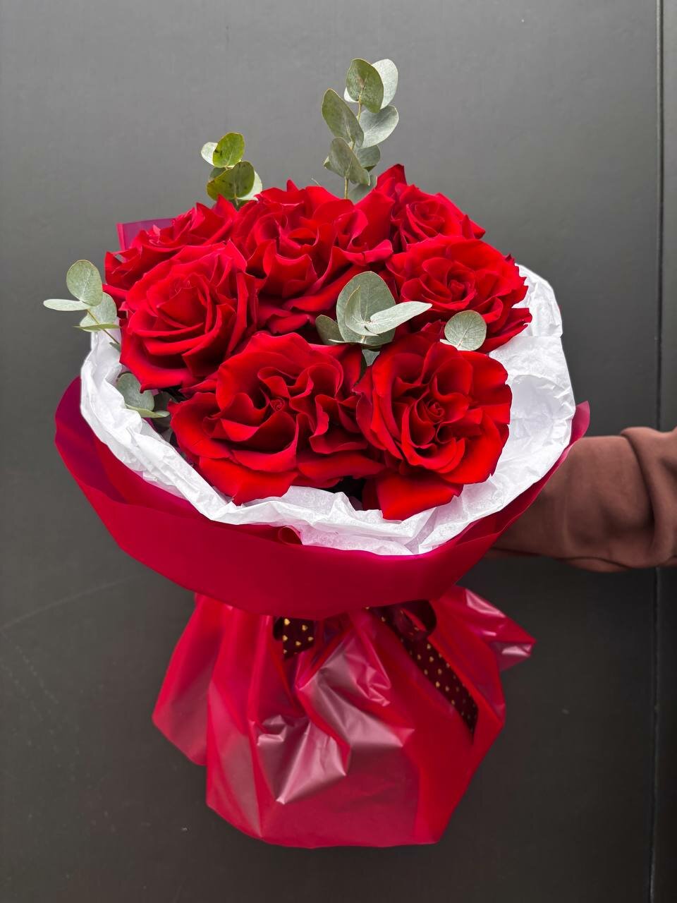 Букет Story-Flowers "Красная Роза", французская роза с эвкалиптом, 7 штук