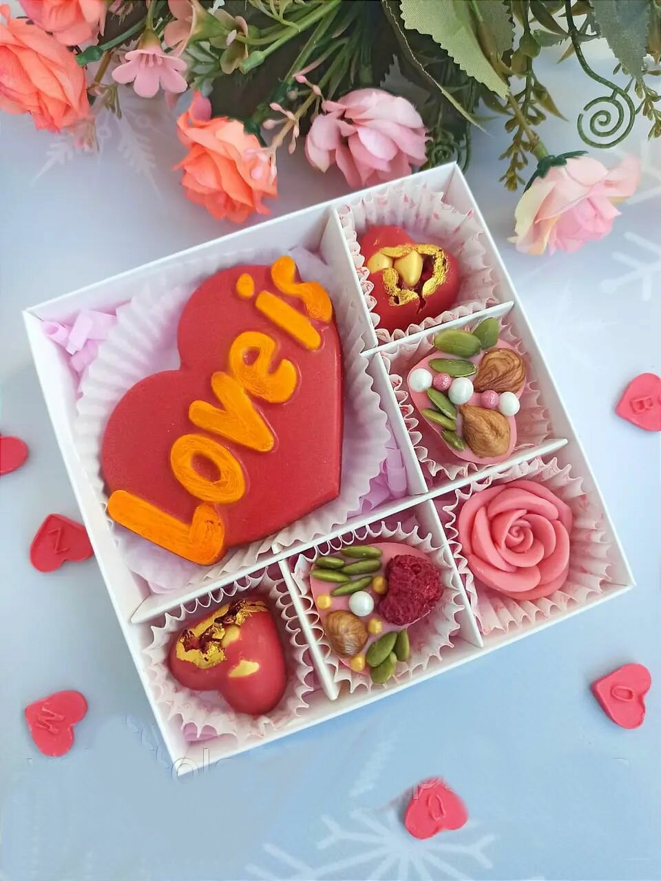 Сладкий подарок на 14 февраля/8 марта любимой девушке/женщине ShokoTrendy Конфеты шоколадные сердечки надпись Loveis
