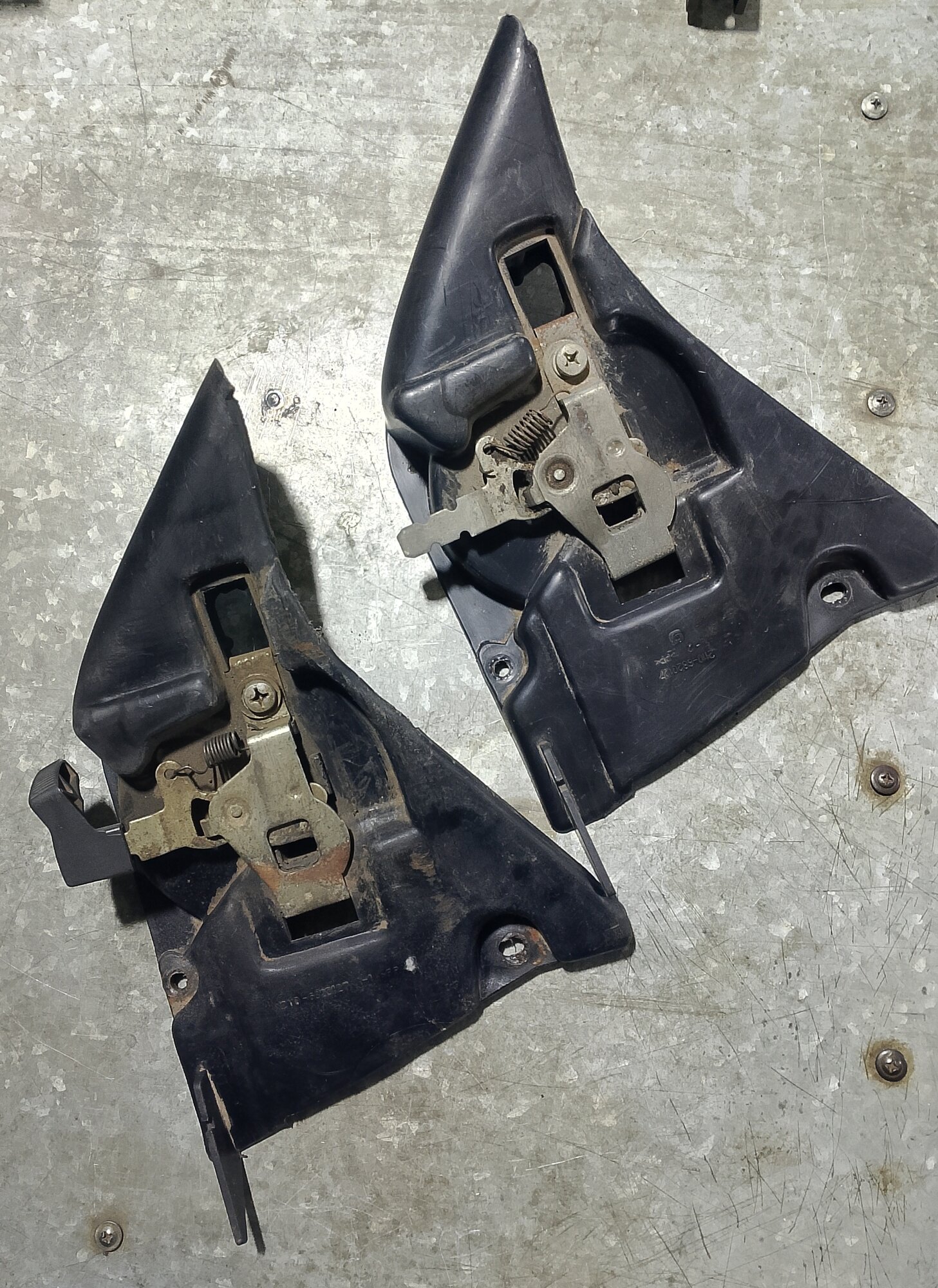 Замок подушки заднего сиденья левый Ваз 2110,2111,2112,2170 приора. Артикул 2110-6820127. Цена за 1 штуку. Б/У