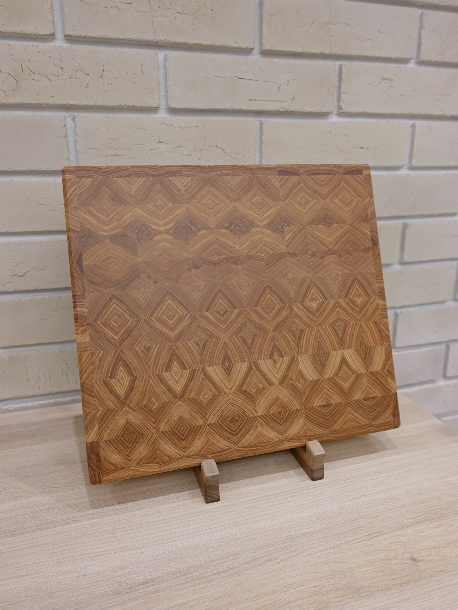 Торцевая разделочная доска С27М "Дивита", ясень, с ручками, ручная работа