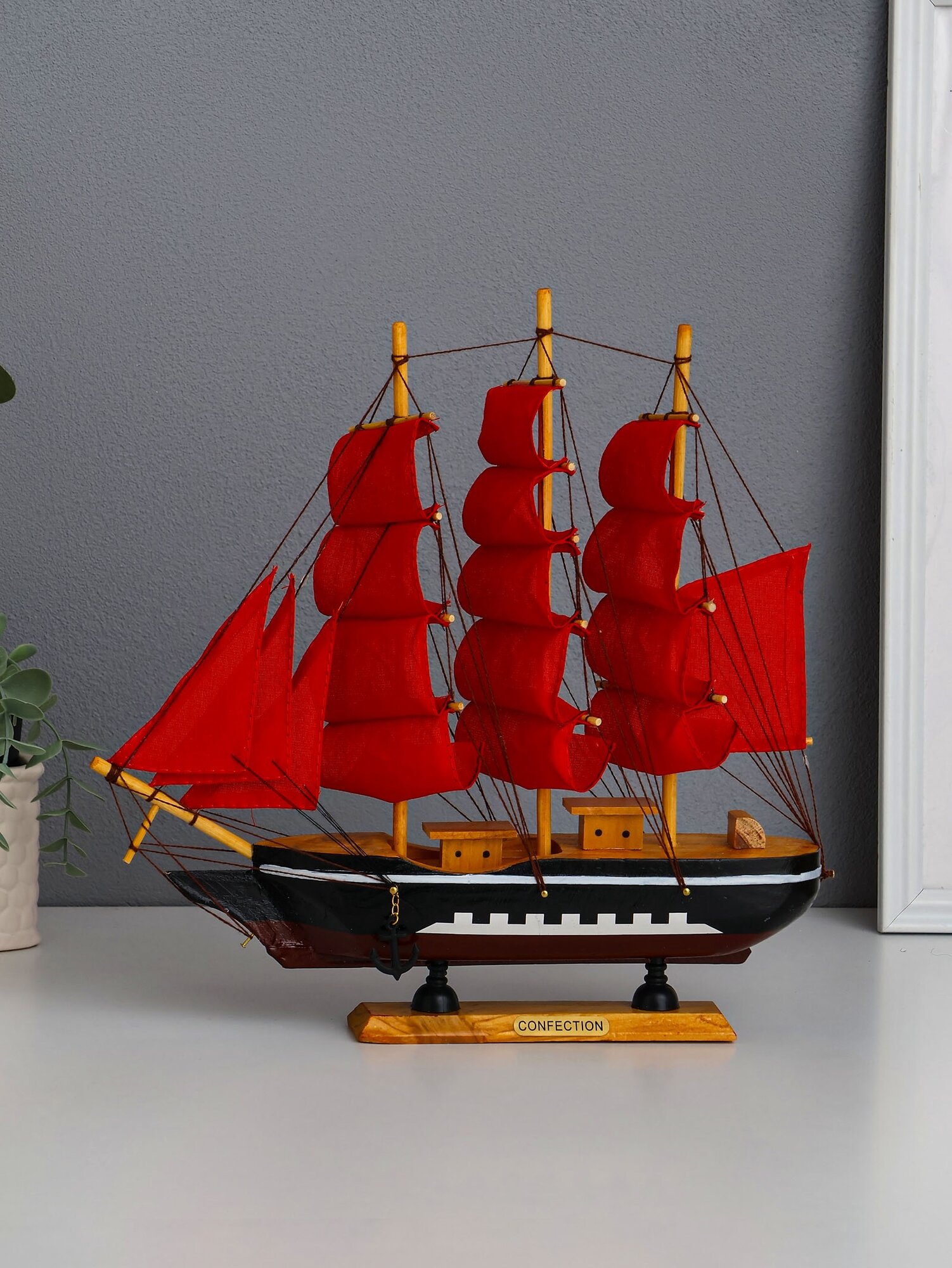 Сувенирная модель корабля «Флора», борта чёрные с белой полосой, паруса алые, 32×6.5×31 см