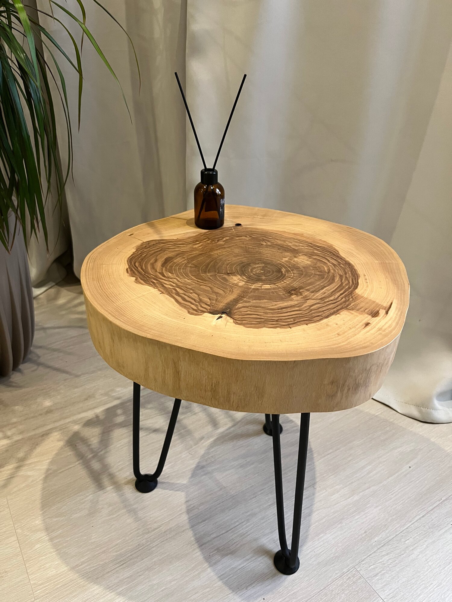 Журнальный столик из ясеня 41х40х7,2 см, мини столик из массива дерева