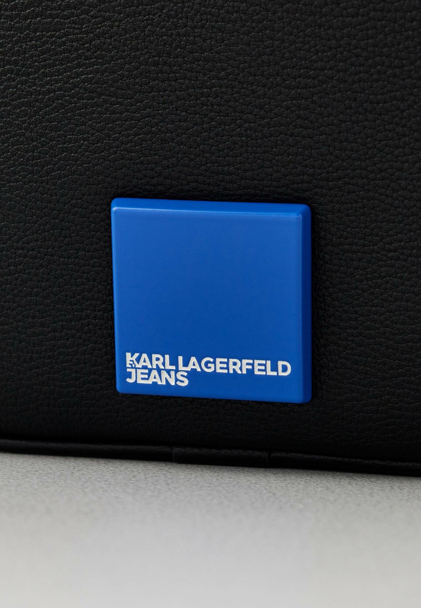 Сумка мессенджер KARL LAGERFELD JEANS, фактура зернистая, черный — фото 1