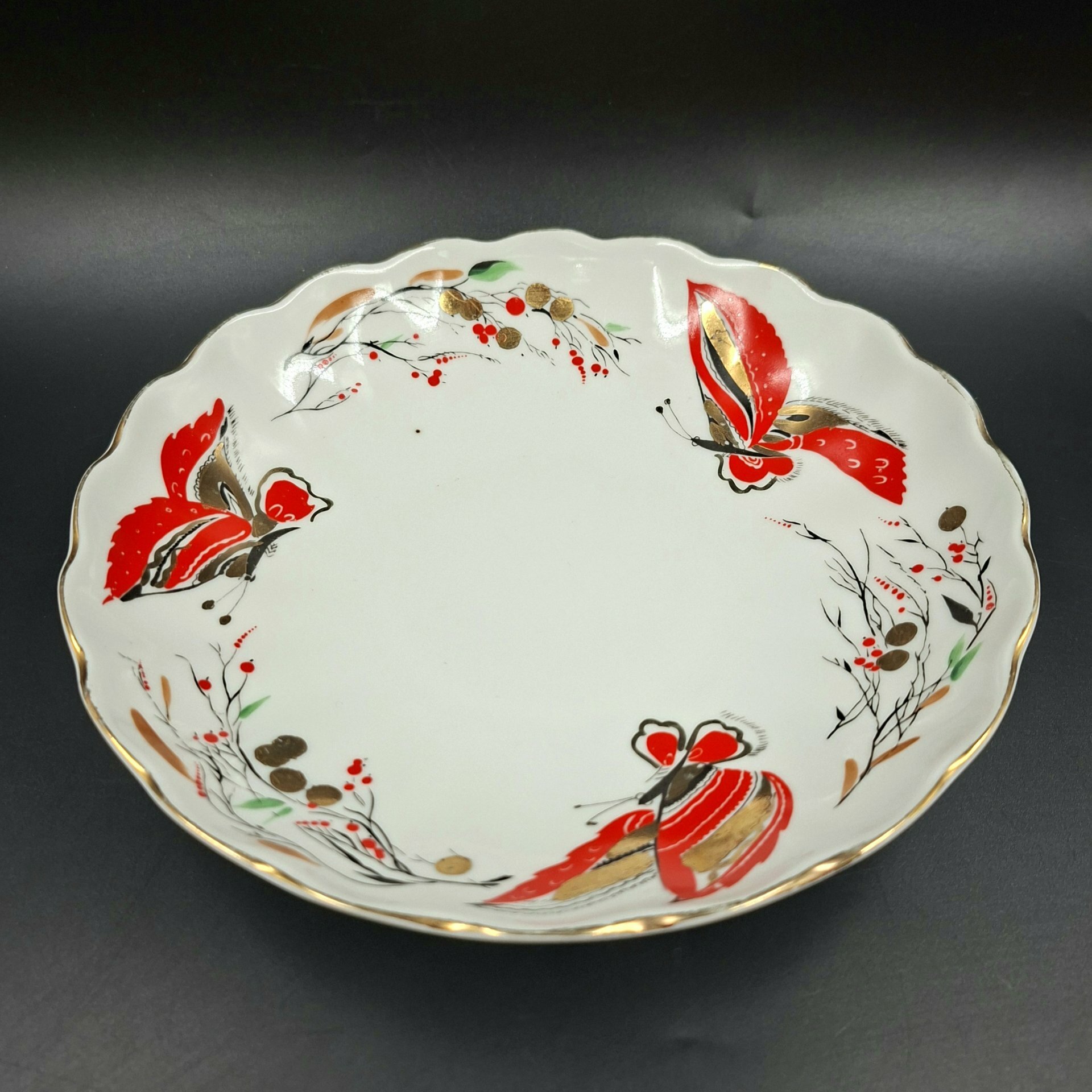 Блюдо (сухарница) "Бабочки", автор росписи Л. И. Григорьева, фарфор, деколь