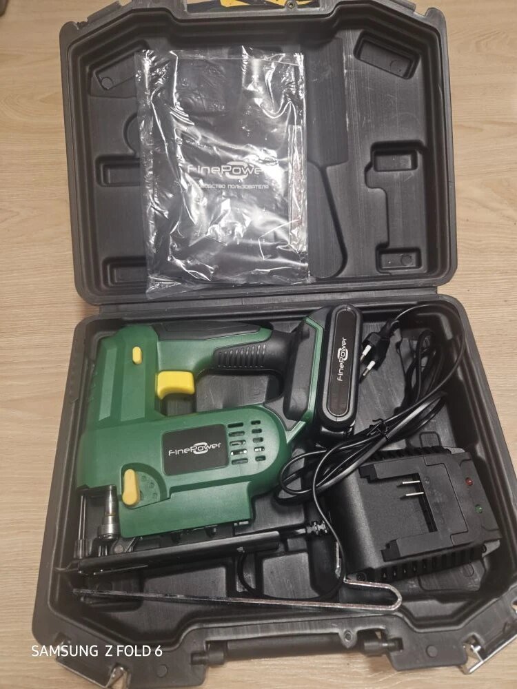 Лобзик аккумуляторный в кейсе ,1 батарея, зарядка,2 пилки