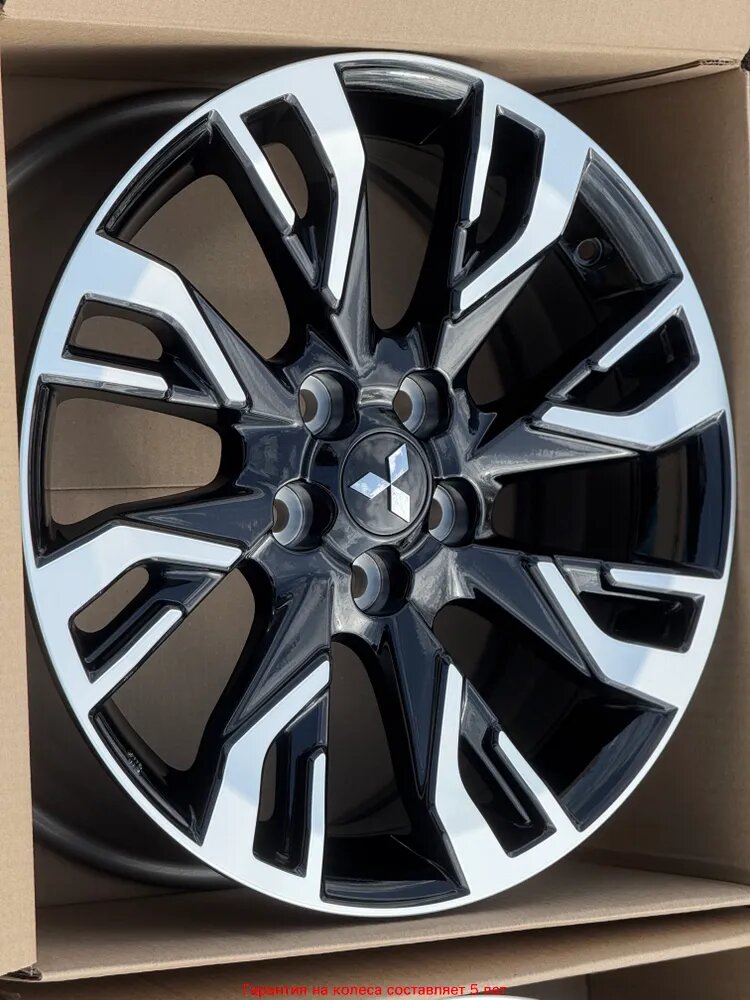 Mitsubishi Колесный диск Литой 18x7" PCD5х114.3 ET38 D67.1