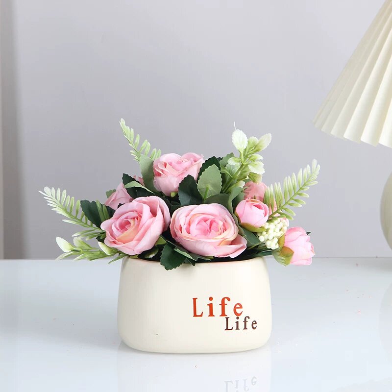 Бежевый керамический горшок с розовой папоротниковой чайной розой, искусственный букет для стола