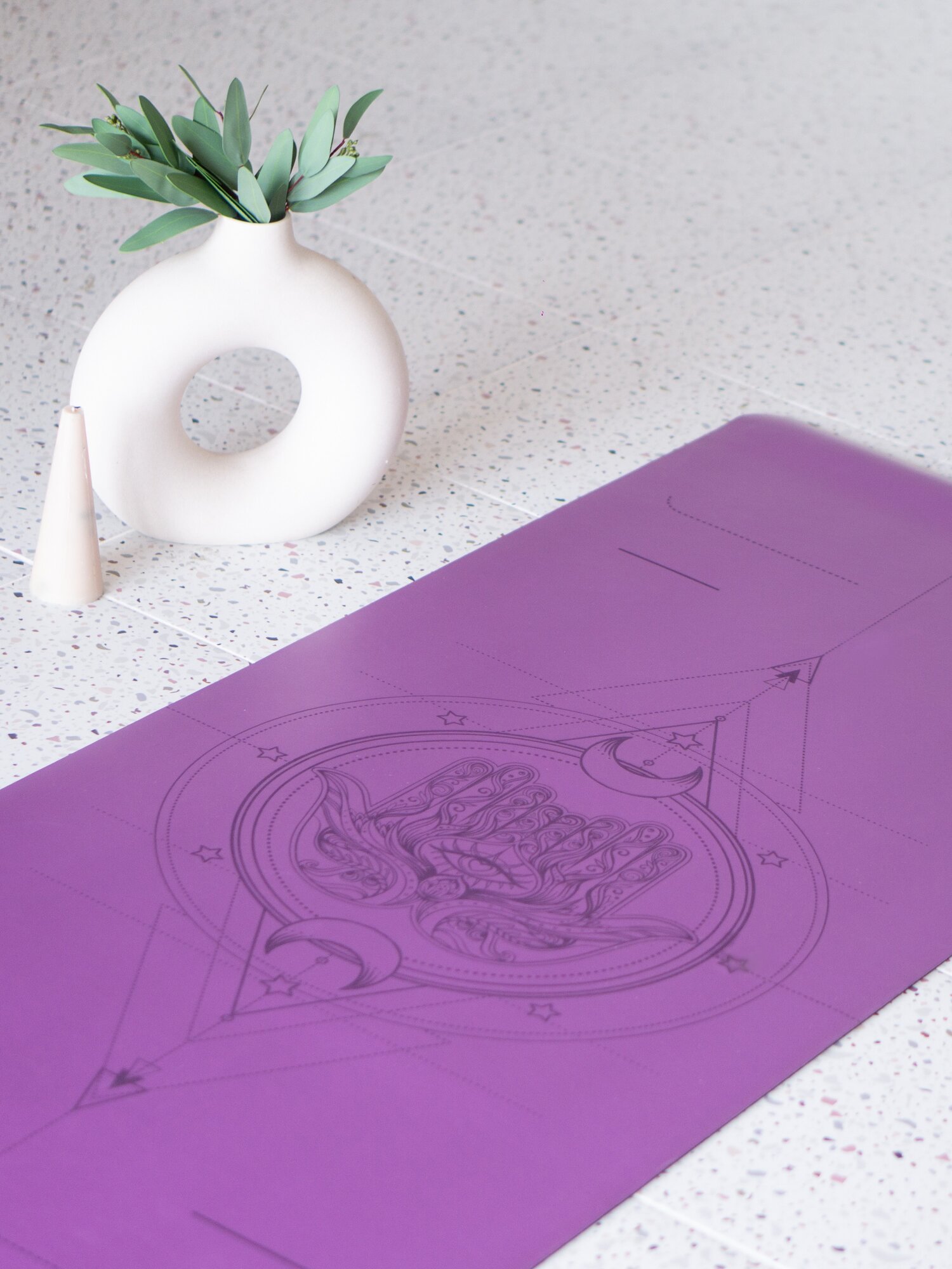 Коврик для йоги нескользящий каучуковый с чехлом Yogamatic Хамса 185 см толстый 4 мм фиолетовый