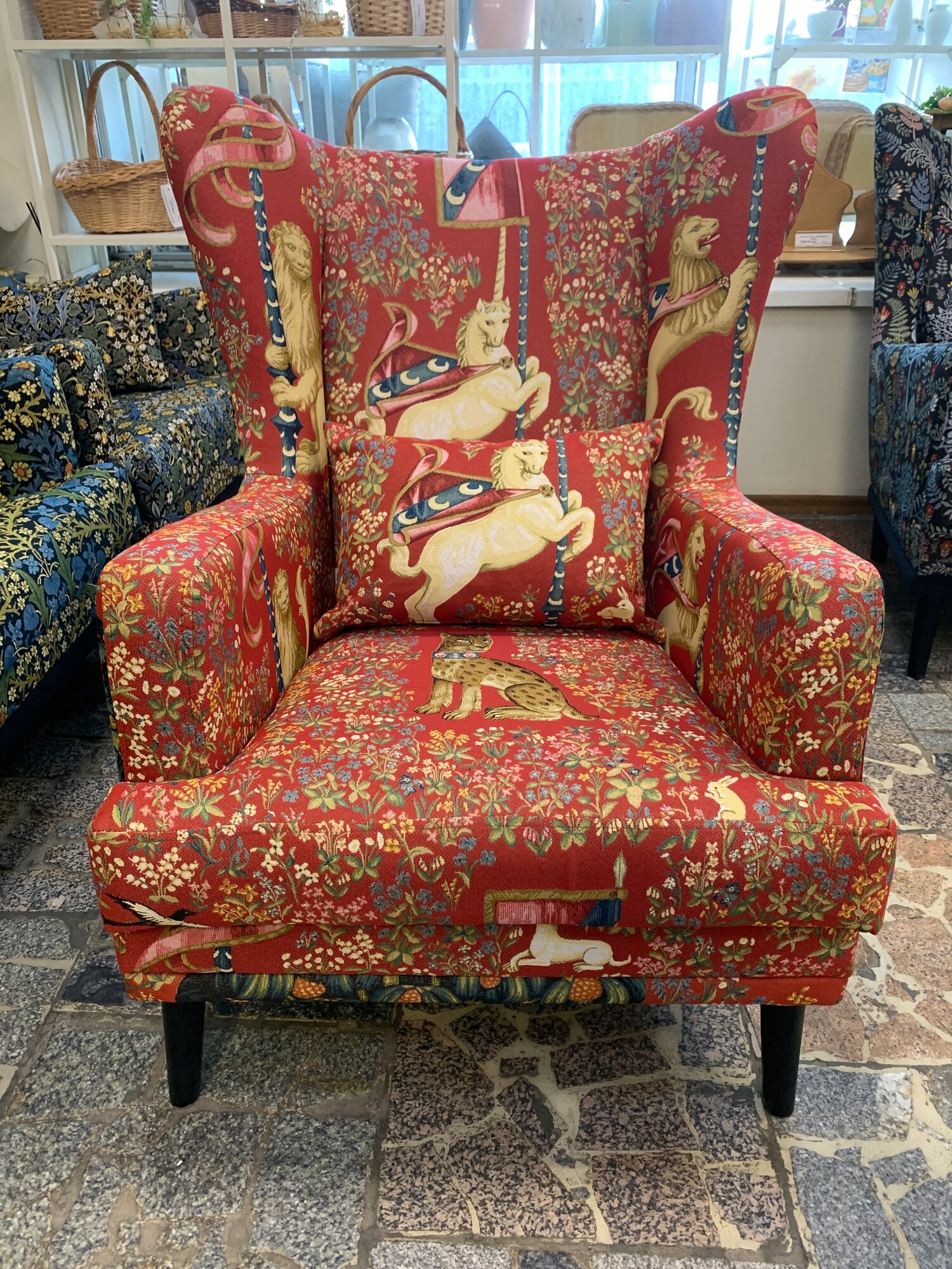 Кресло с подушкой классическое гобеленовое, с ушами "Волшебный лес, средневековые мотивы"