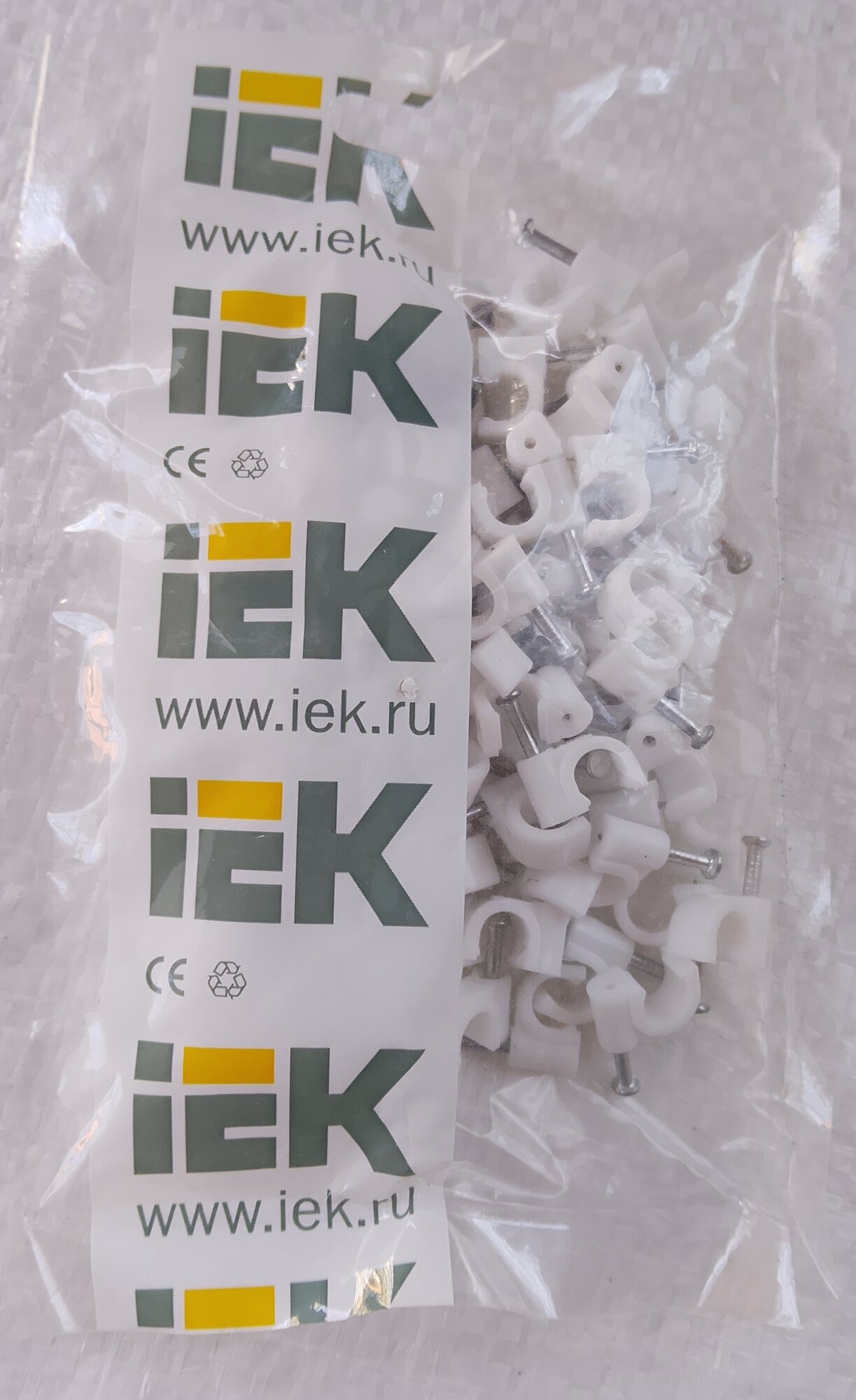 Скоба пластиковая круглая 6 мм IEK USK 11 - 06 100 , в одной упаковке 100 штук.