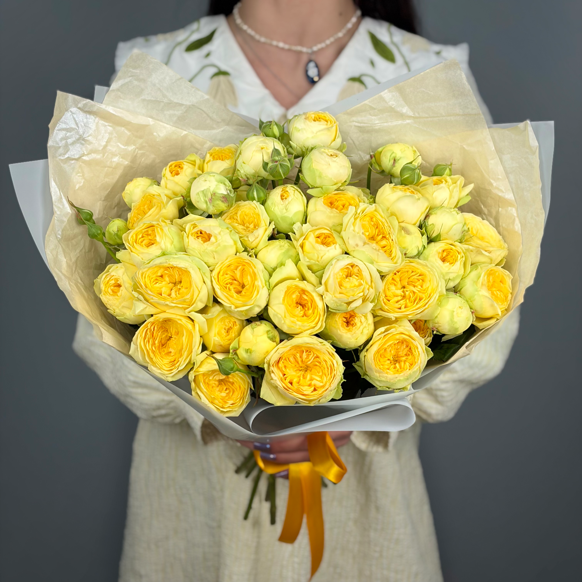 Букет из 11 желтых пионовидных роз в стильной упаковке. «365 Поводов» - живые цветы с доставкой