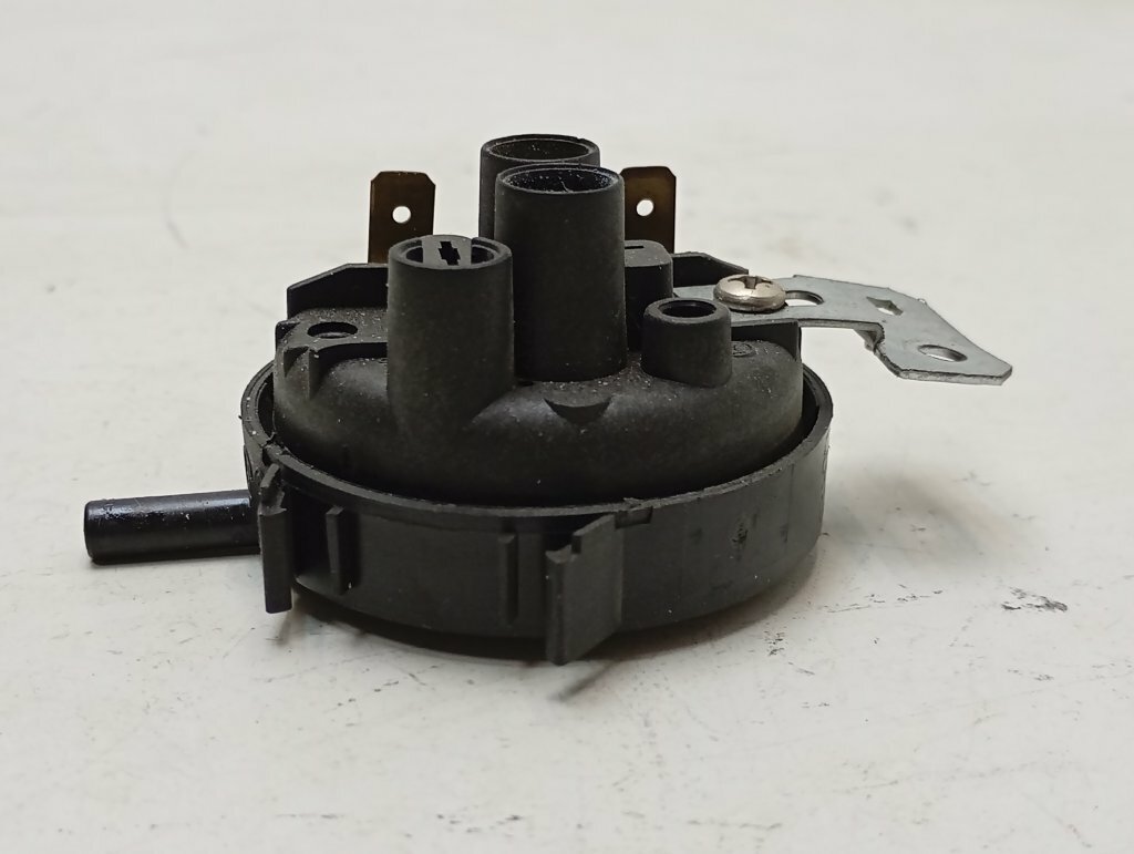 WDN2067WF кт37 Датчик уровня воды для стиральной машины Indesit 761230 б/у