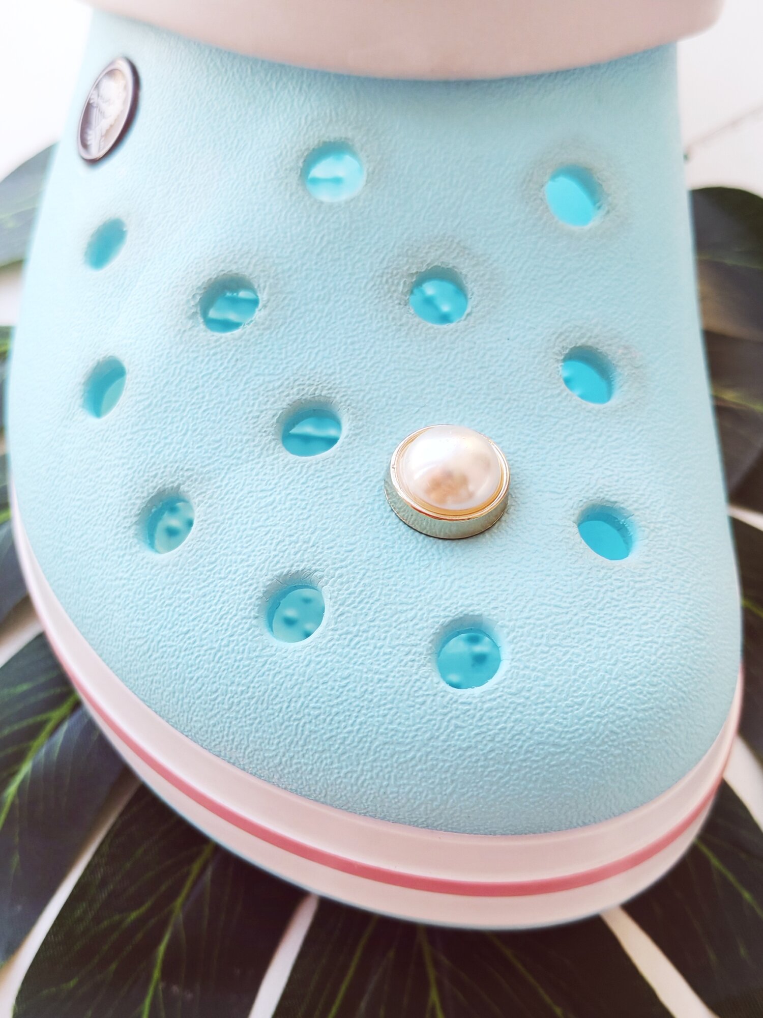 Джибитс жемчужина на Crocs