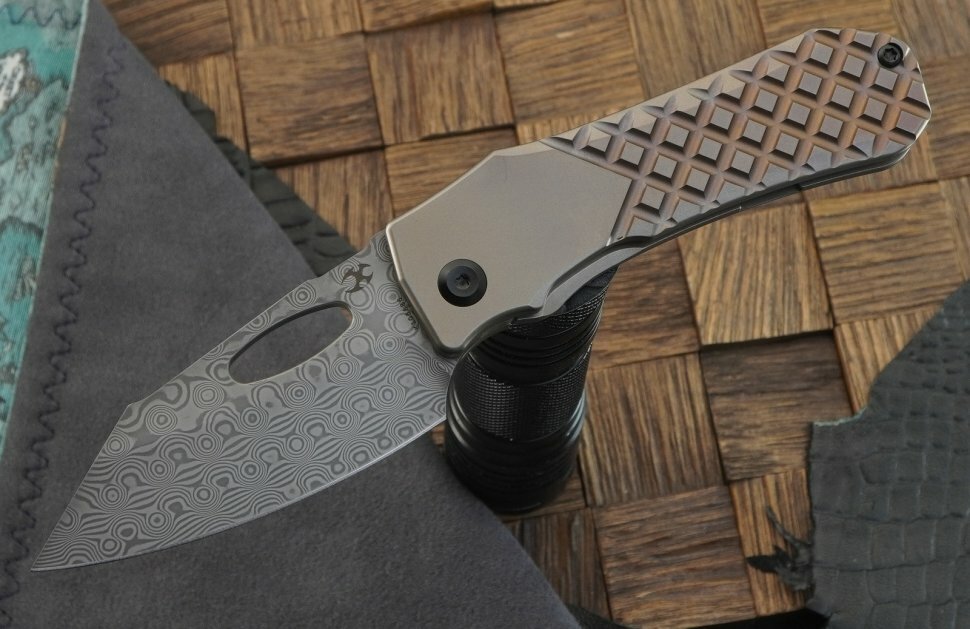 Складной нож Kansept Knives Loki, клинок дамаск, рукоять титан с бронзовым анодированием/frag pattern