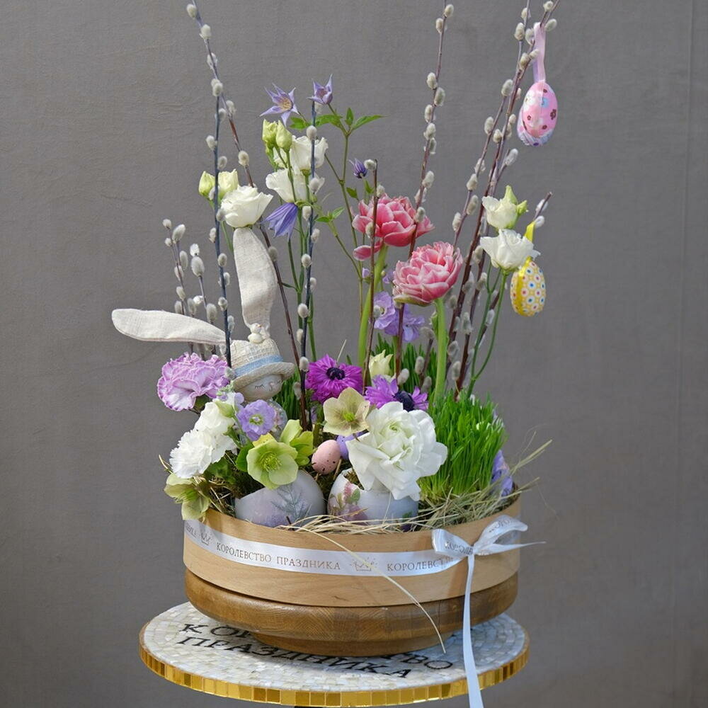 Букет живых цветов Композиция на Пасху в ящичке: анемоны, тюльпаны, верба, яйца ручной работы и сувенир
