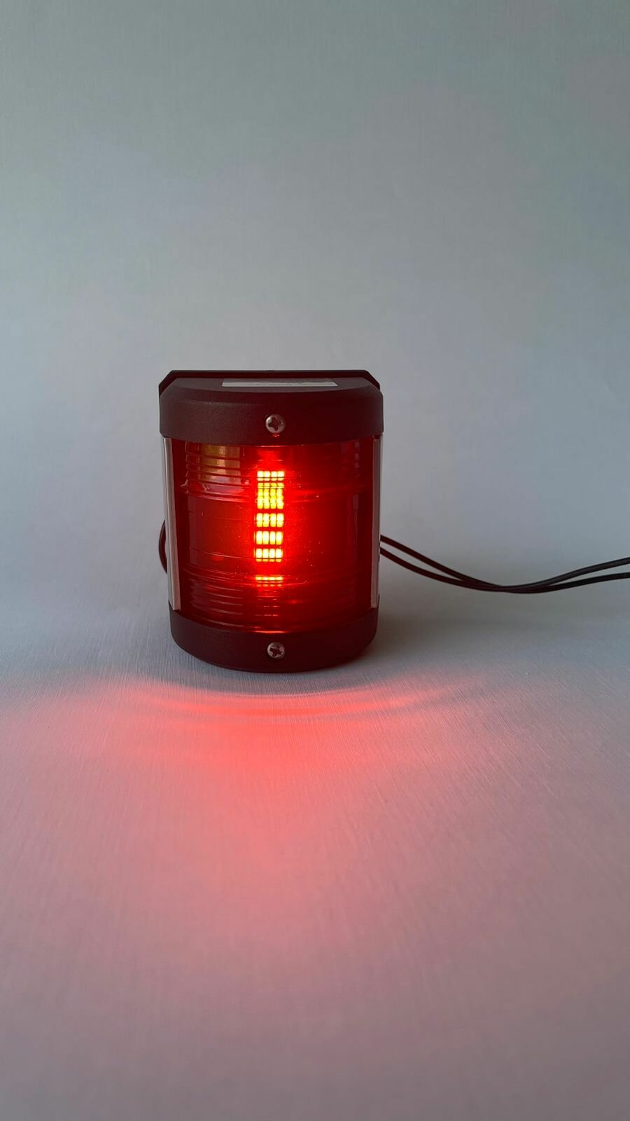 Навигационный огонь (Бортовой) Led. Цвет свечения: красный. 12-24В. DC, черный корпус. IP67