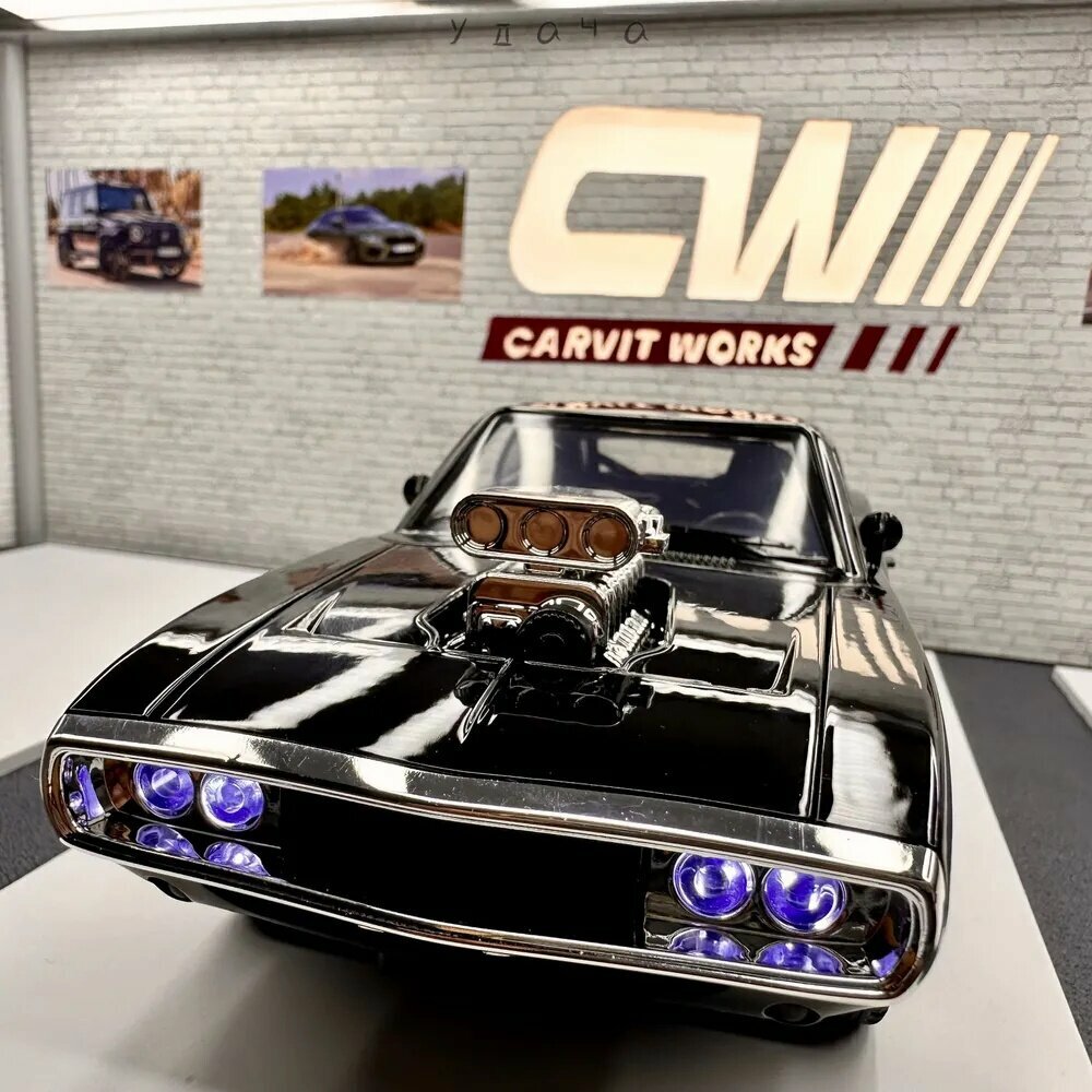 Машинка металлическая Dodge Charger Доминика Торетто из фильма Форсаж, масштаб 1:24, длина 21 см, свет и звук, открываются двери, капот и багажник