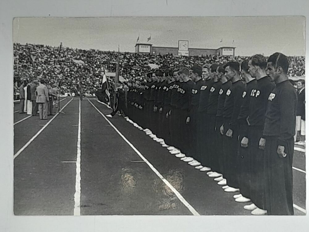 Фотография сборной СССР по футболу 1952 (?) год перед матчем с Венгрией стадион Динамо(?) 18х12,5 см