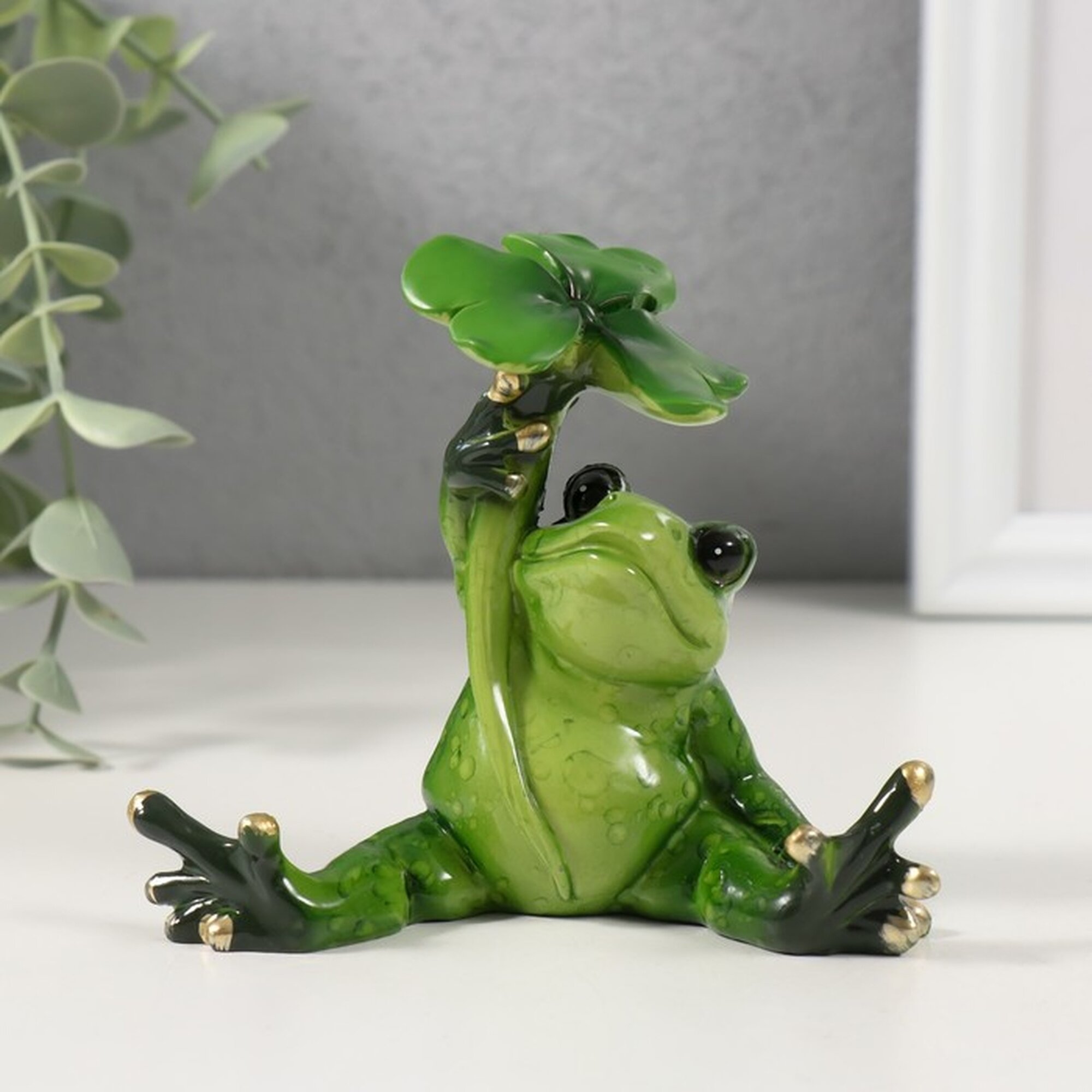 Фигурка полистоун лак «Лягушонок сидит под листиком», 8.8×5.5×8.5 см