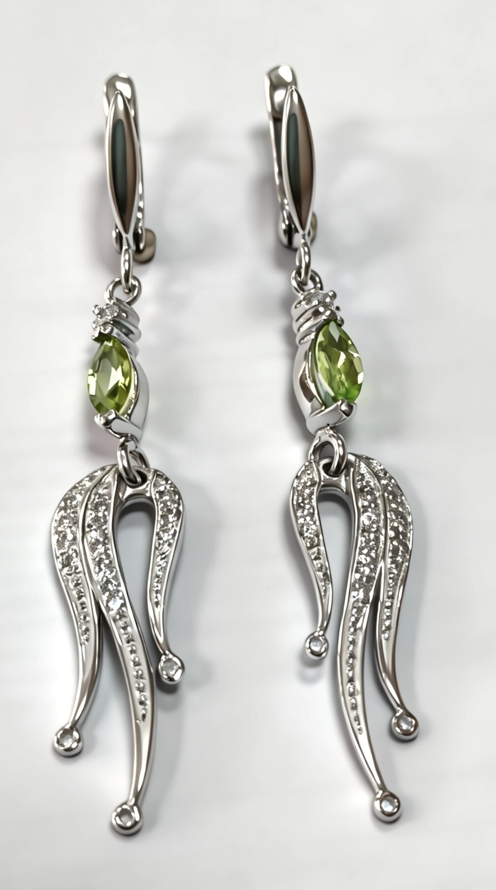 Серьги с подвесками, серебро, 925 проба, родирование, хризолит, фианит