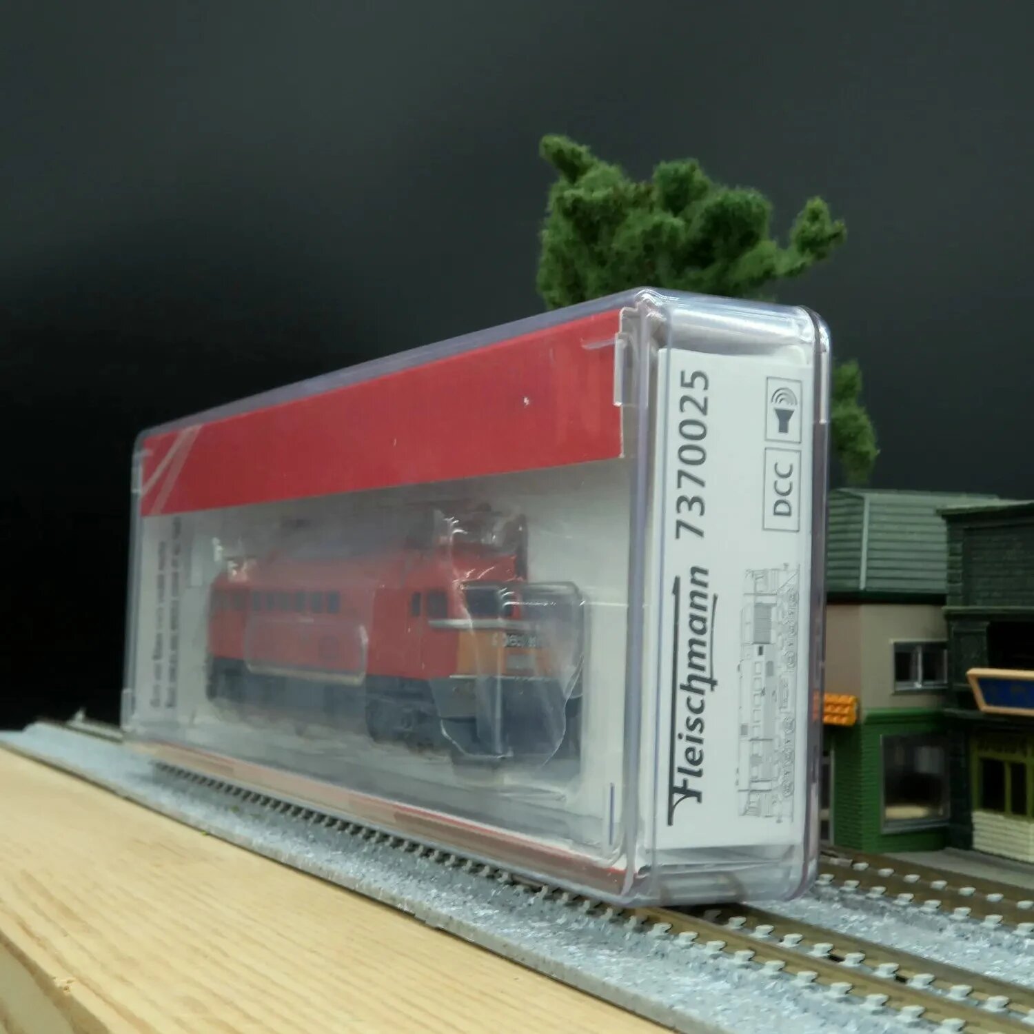Локомотив Fleischmann 7370025 DCC, красный