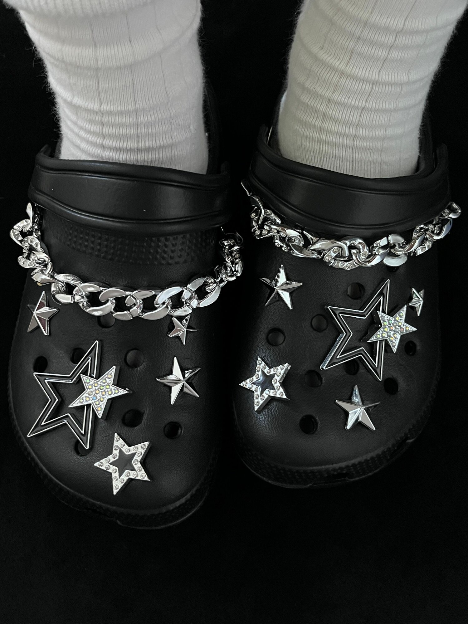 Джибитсы для Crocs — набор 12 шт украшений на кроксы в стиле Y2K с серебристыми звёздами, стразами и цепочками!