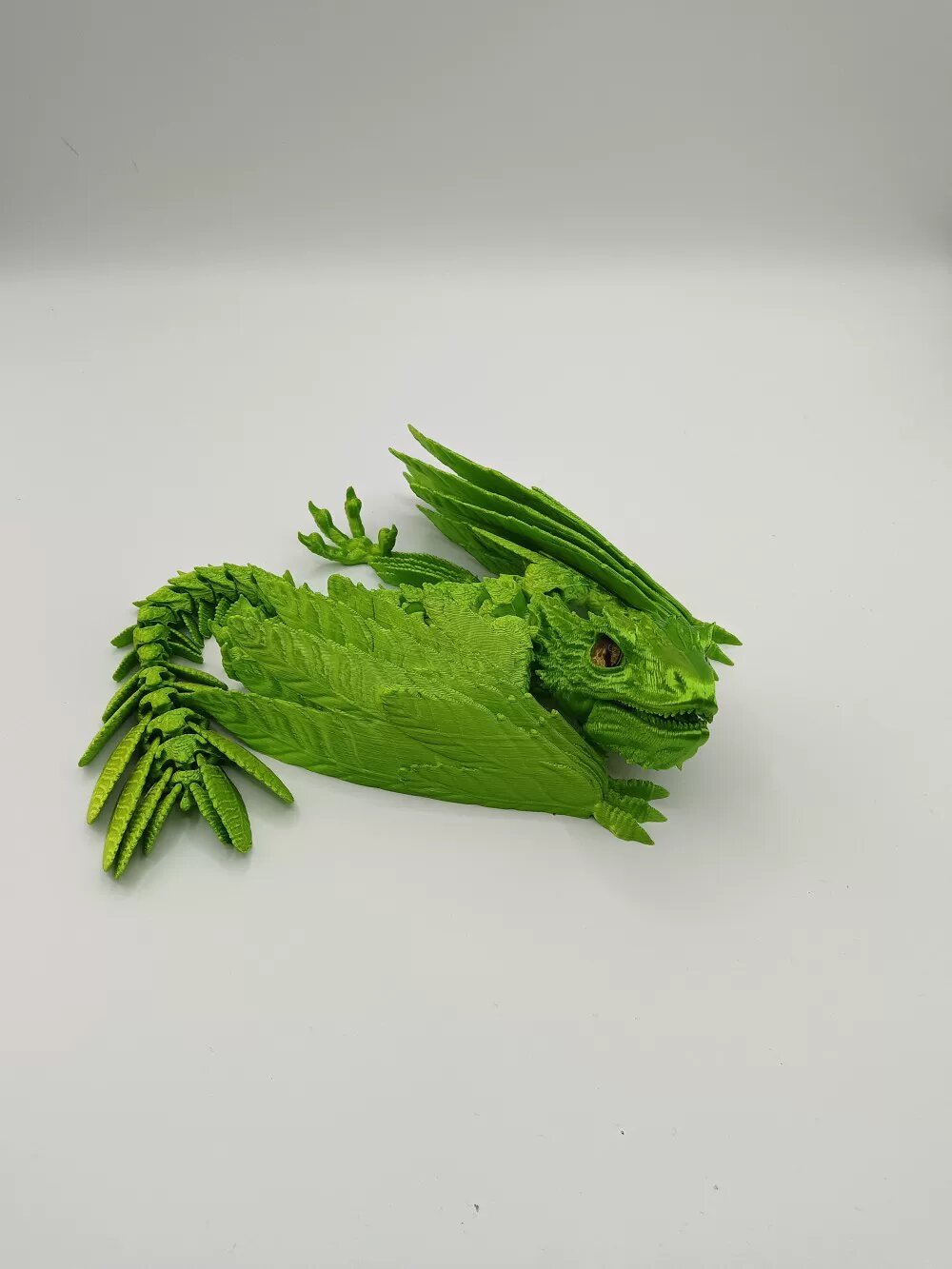 3D распечатанная артикулированная модель дракона с эффектом пламени — шелково-желто-зеленый