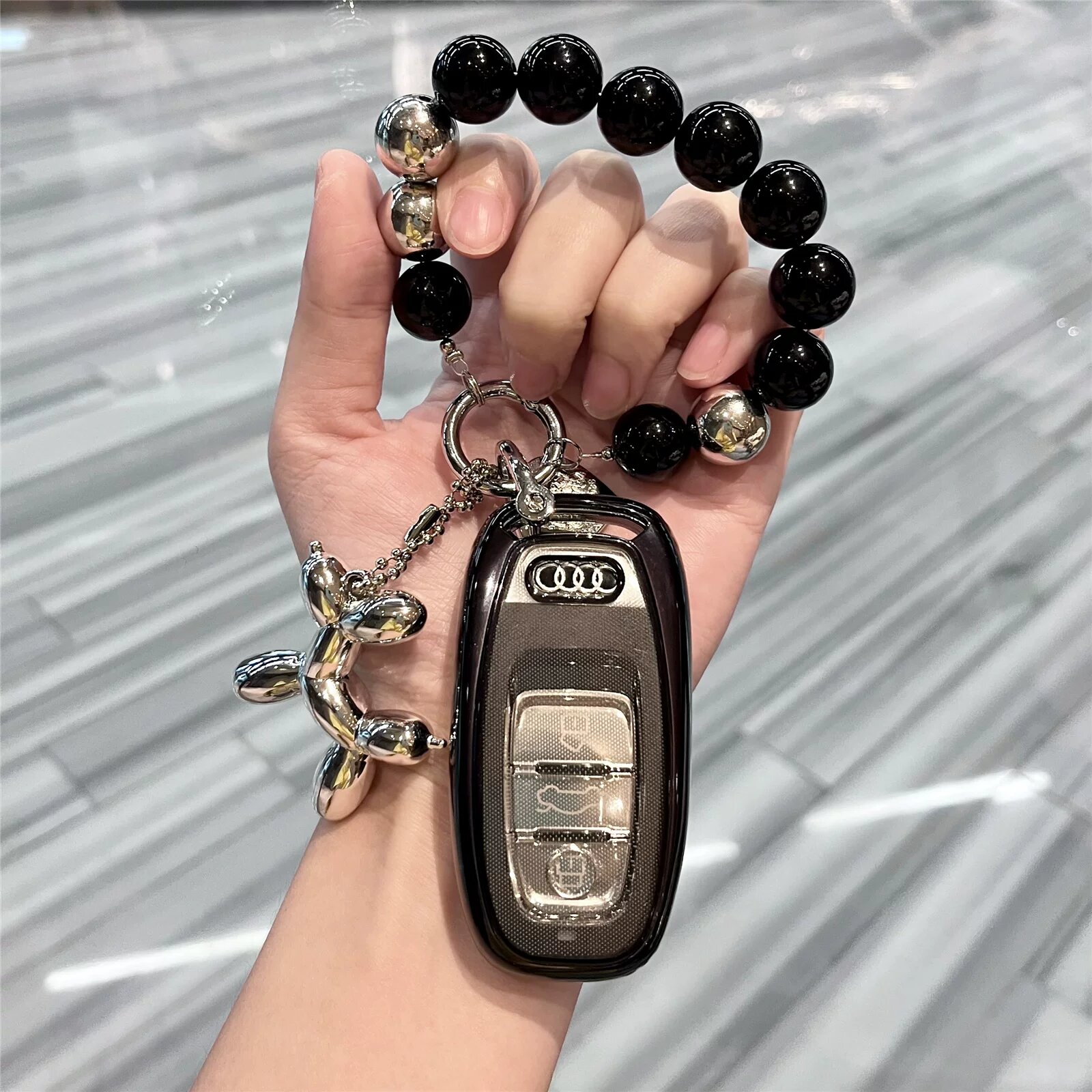 Чехол для ключа Audi C-стиль в обсидиановом черном для моделей Q5L, A6L, A4L, A5, A7, A8L, Q3, Q2L, A3, Q7, Q4, Q8 2024