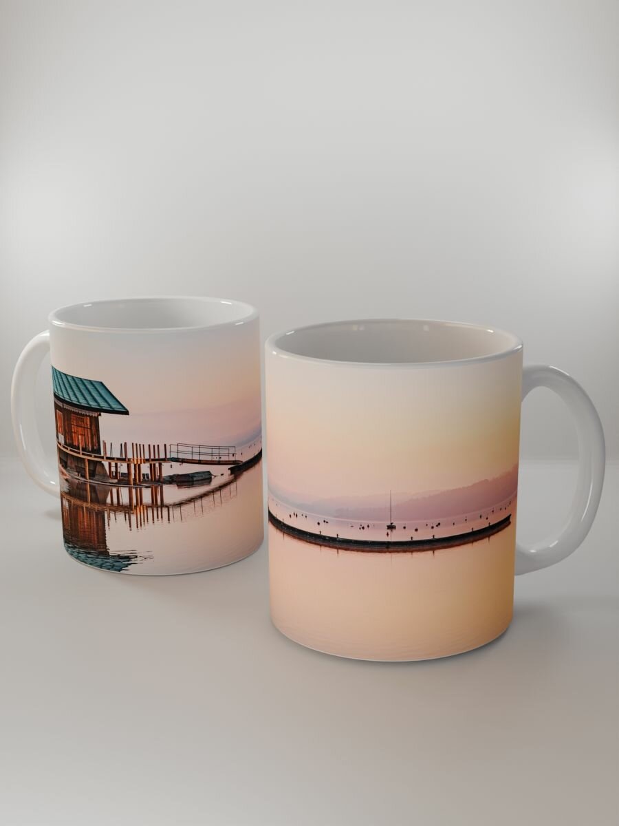 Кружка с уютным домиком у воды