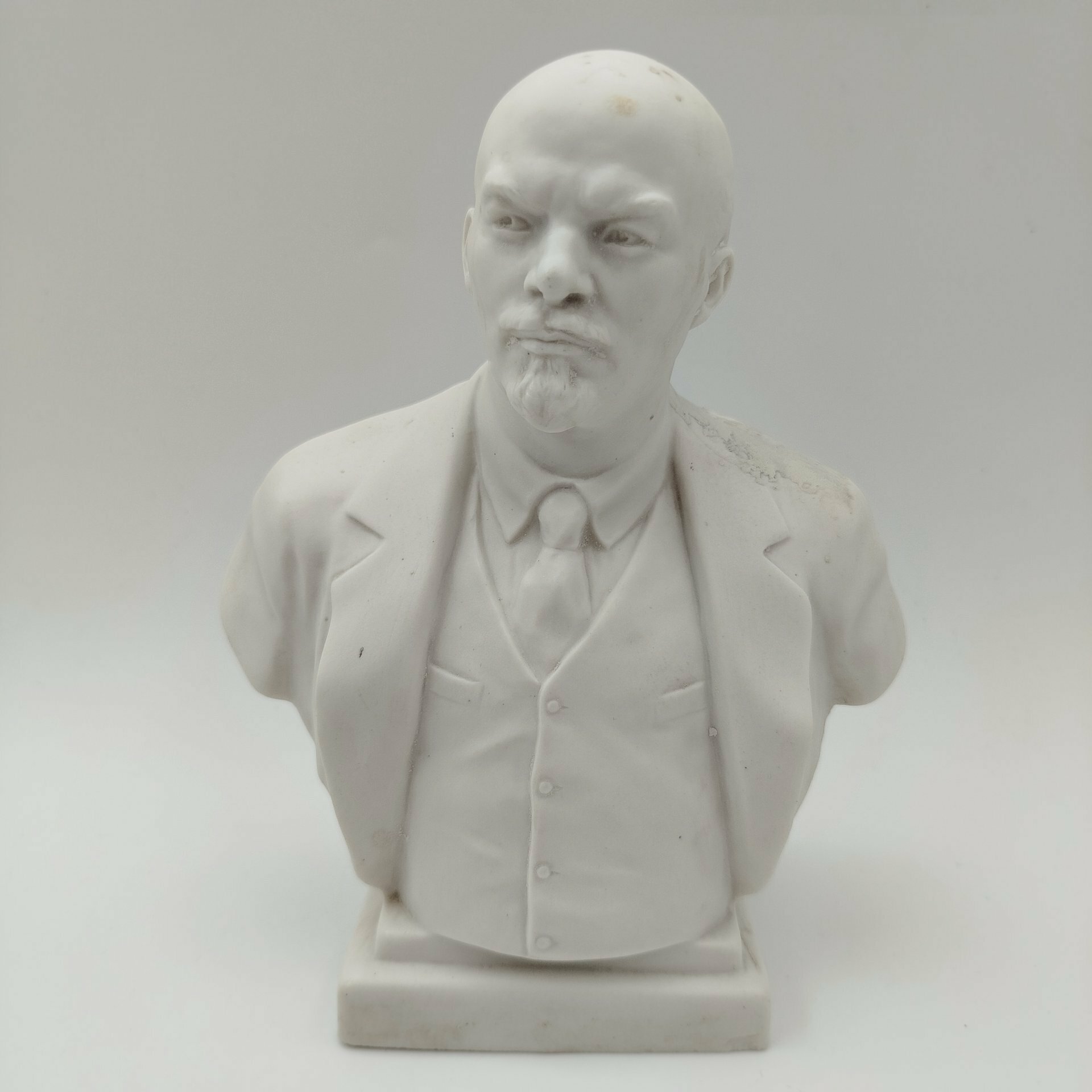 Бюст "Владимир Ильич Ленин", скульпторы Боголюбов В. Я, Ингал В. И.
