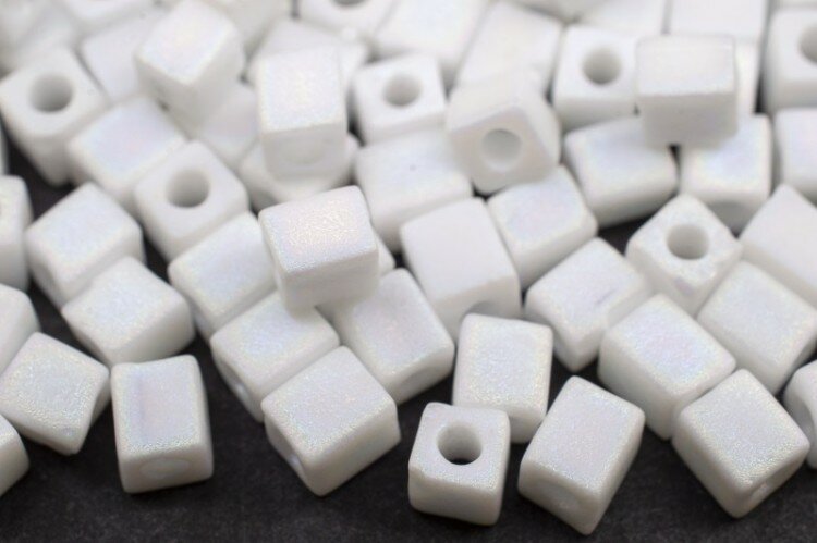 Бисер японский Miyuki Cube кубический 4мм #0402FR белый, матовый радужный, 10 грамм