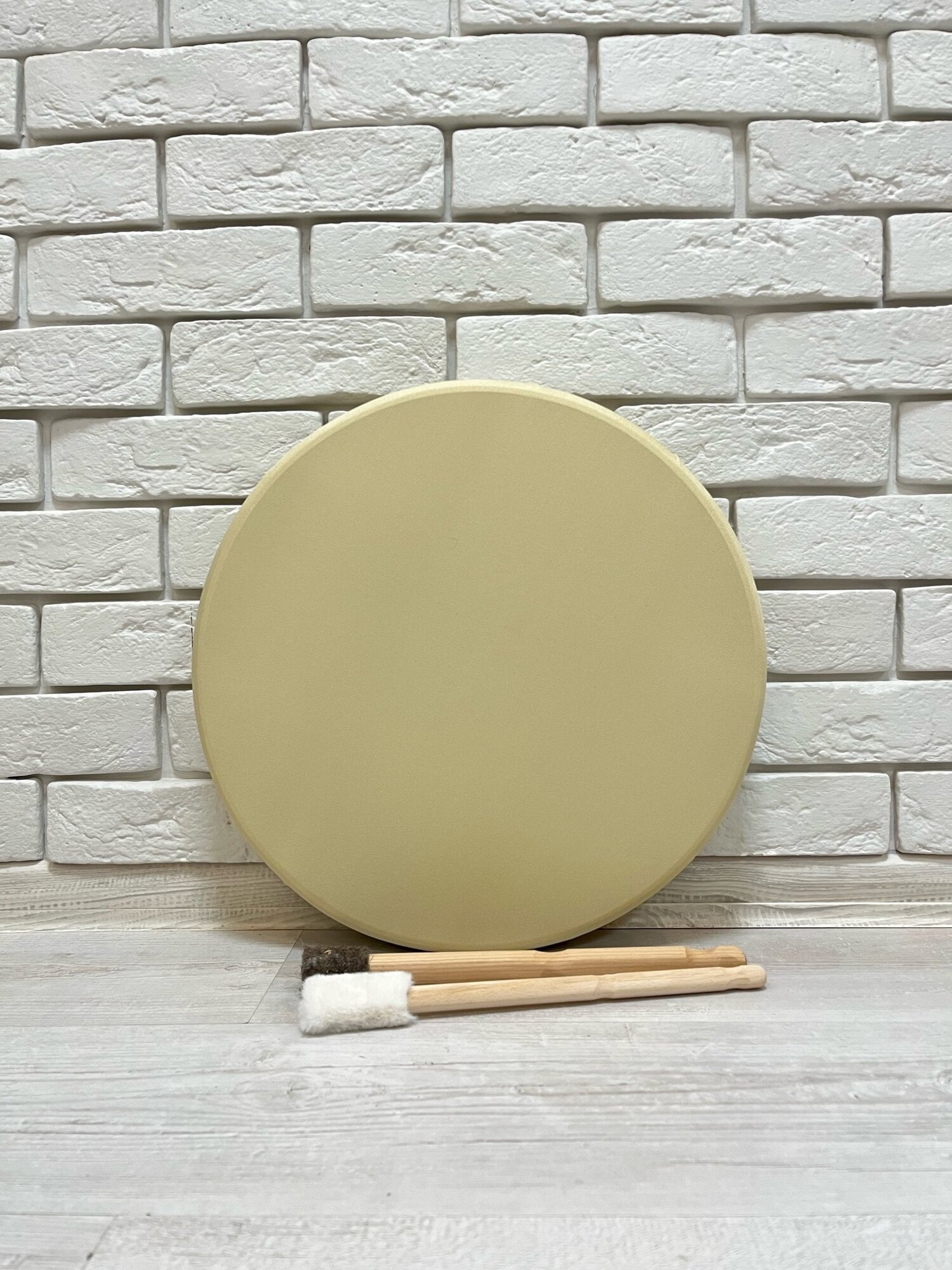 Бубен шаманский из ткани с двумя колотушками, бежевый, диаметр 40 см