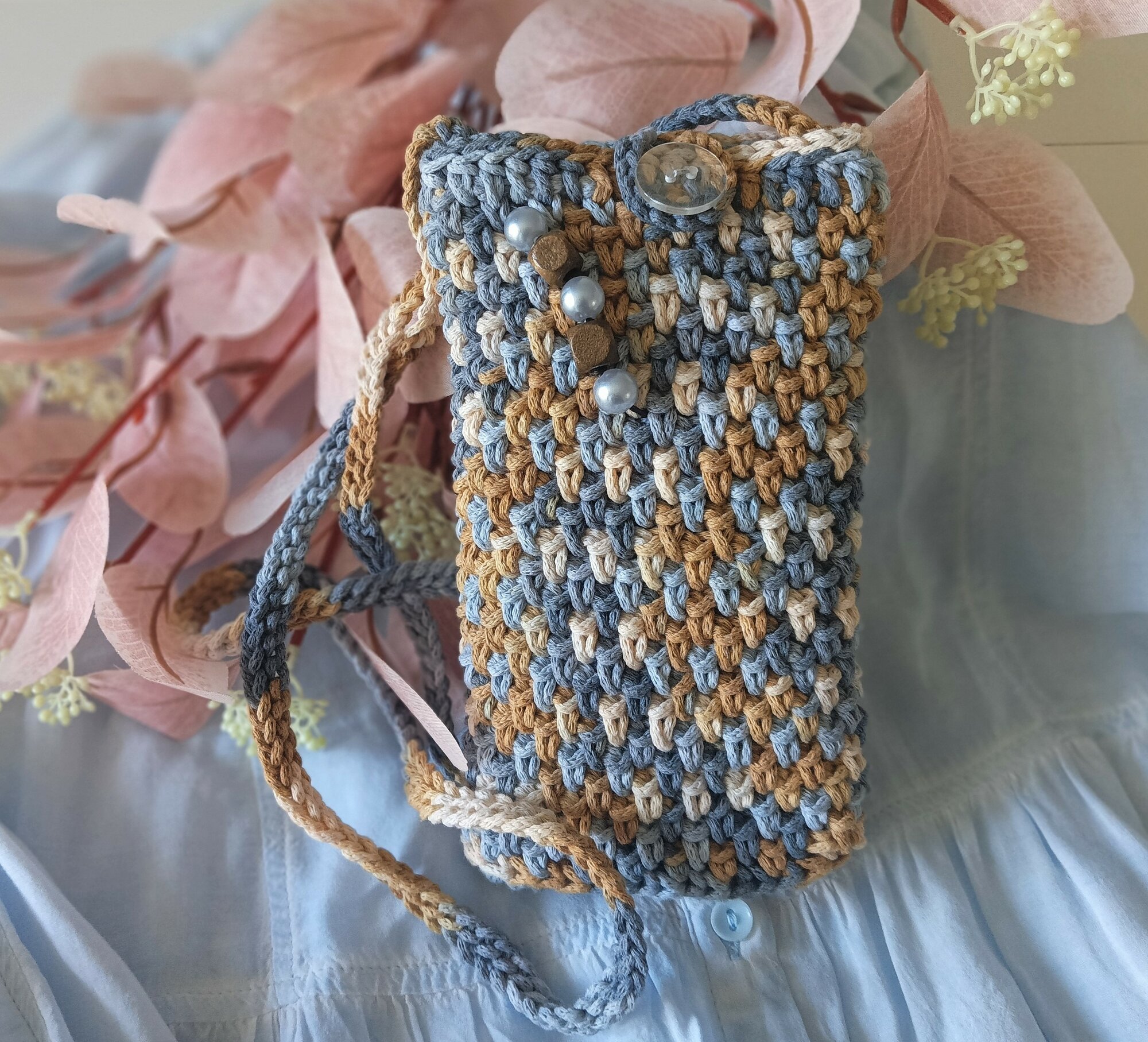 Чехол для смартфона, через плечо, вязанный, с бусинами, женский. Цвет песочный джинс.