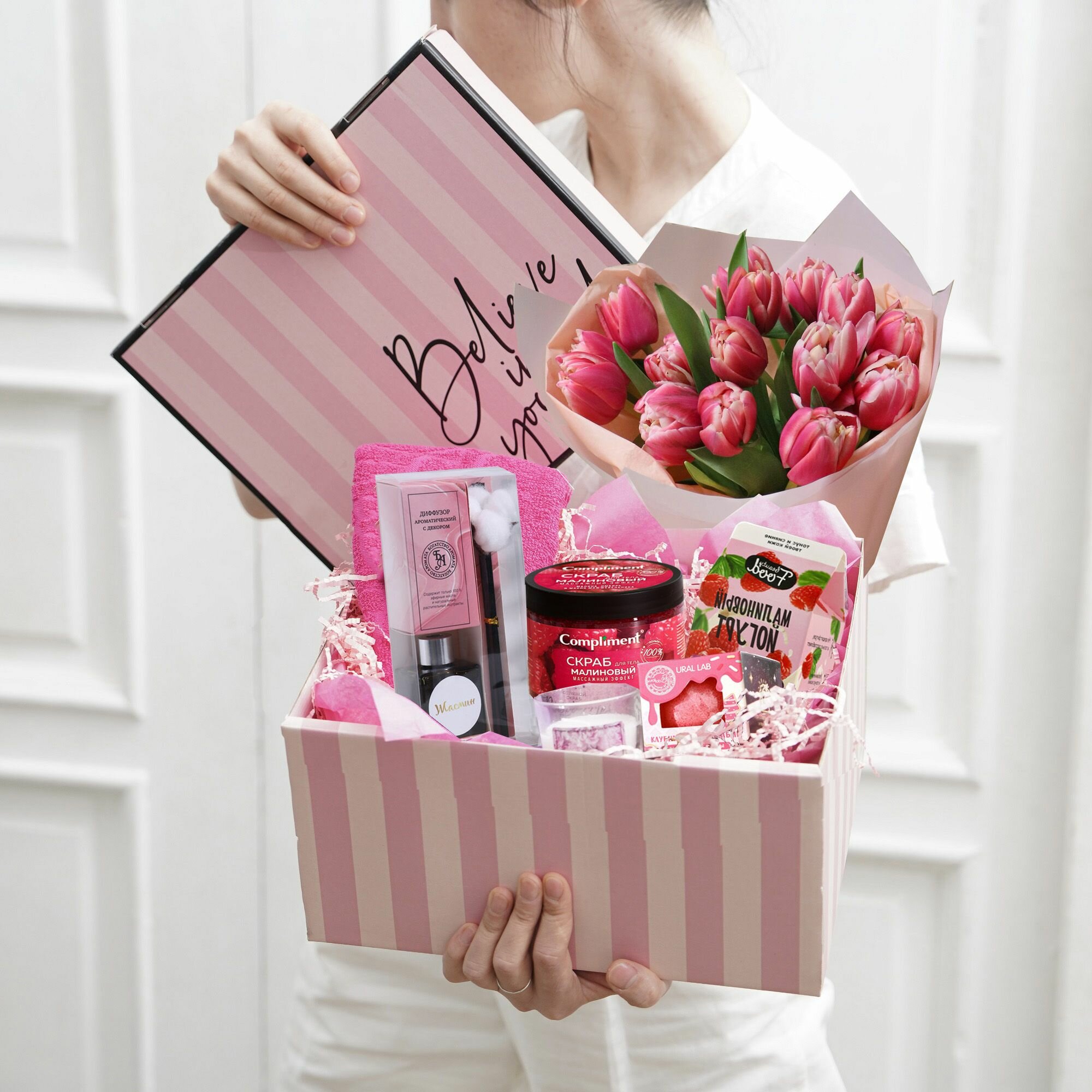 Букет живых цветов и подарочный набор Релакс, для женщин, девушек