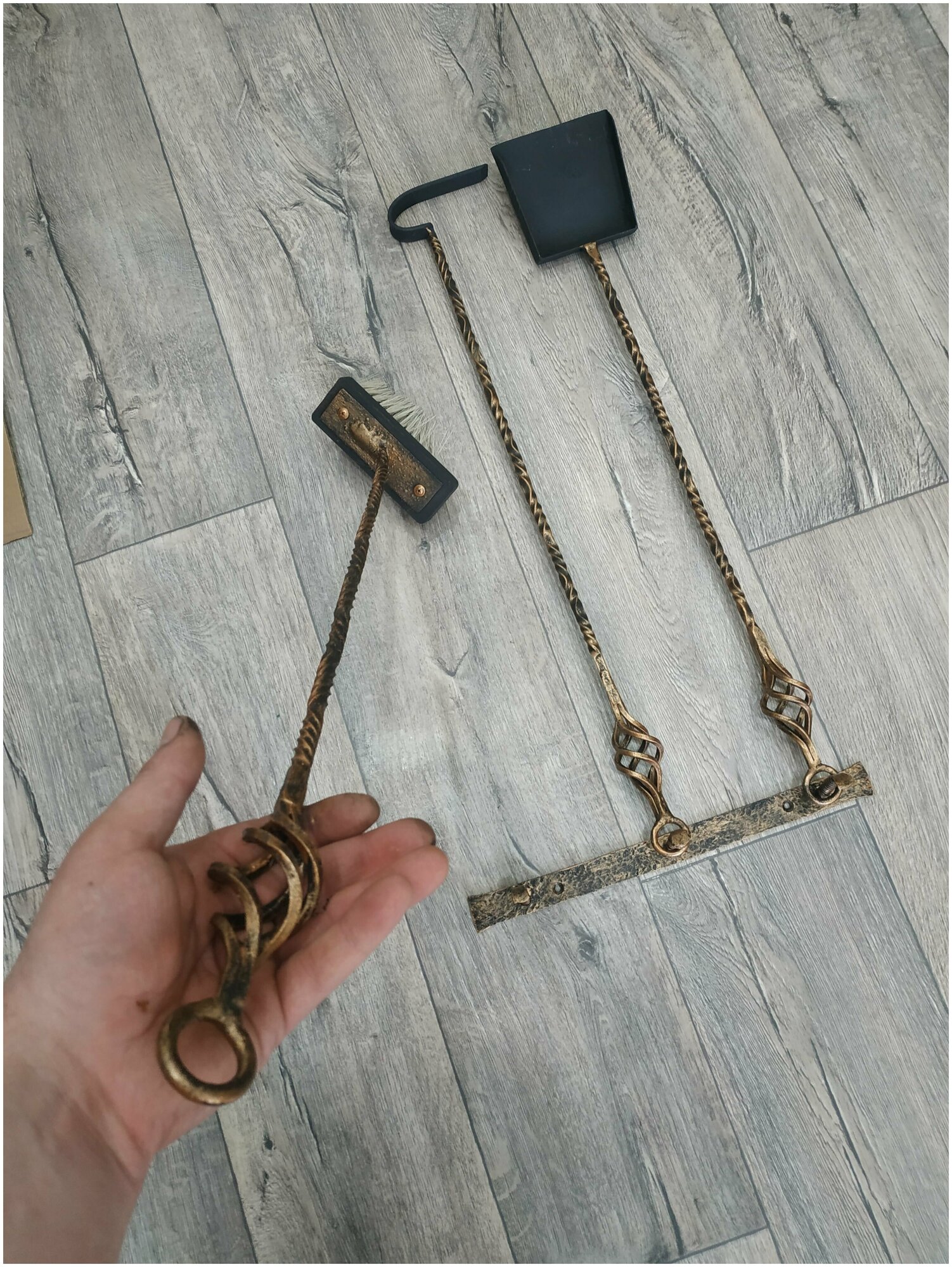 Кованый набор совок, кочерга, щётка, крепление.