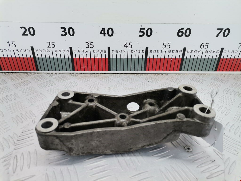 Кронштейн (крепление лапа траверса) кпп Volkswagen Passat 6 1K0199117AM арт. 2043141