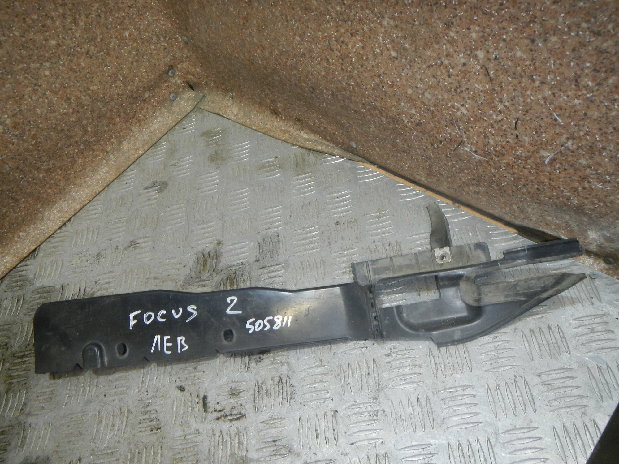 Б/У Накладка крыла переднего левого, Ford (Форд)-FOCUS 2 (05-08) FORD FOCUS 2 (05-08) Трещина 3см. 505811 FORD арт. 4M51...