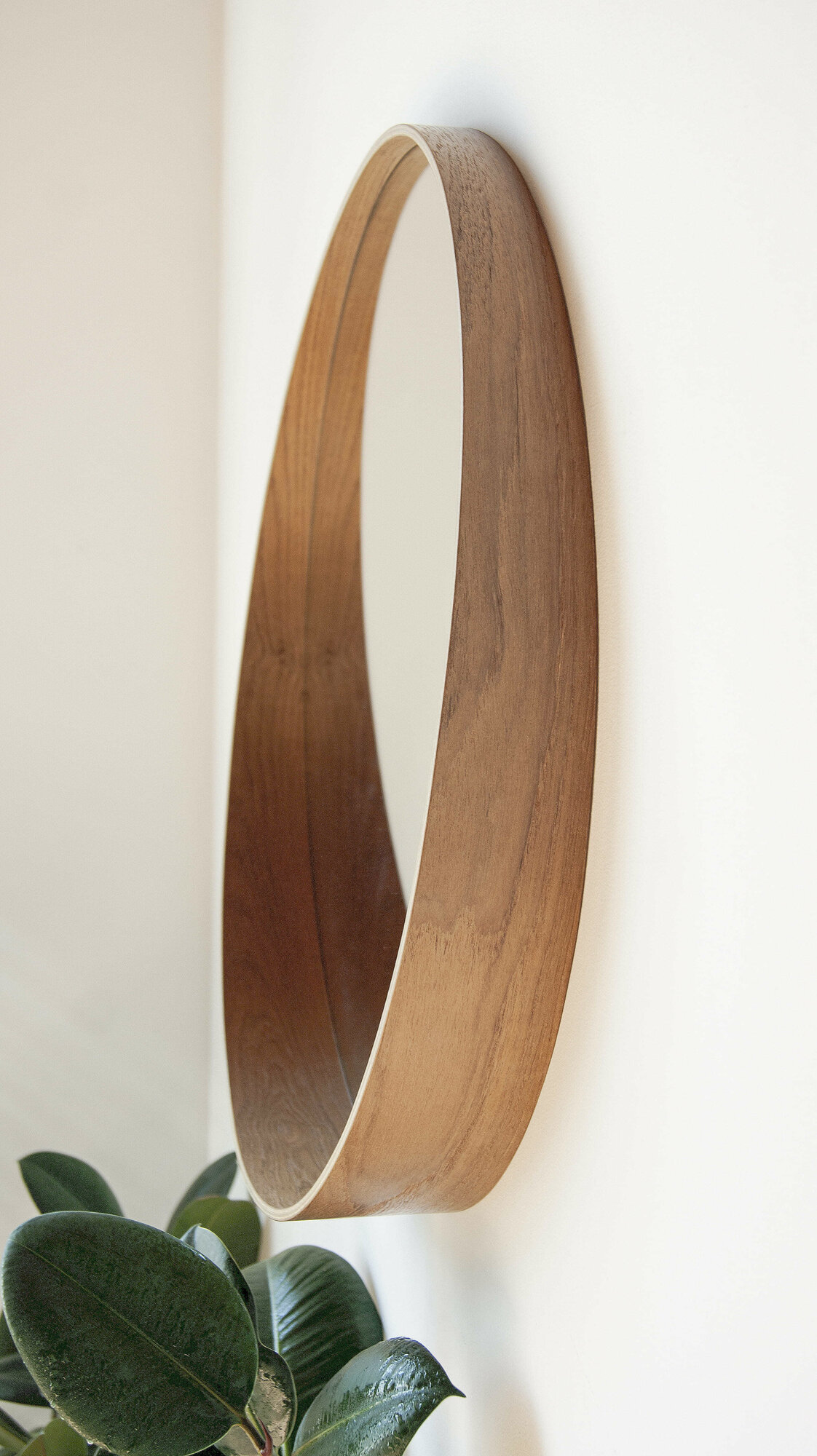 Зеркало круглое настенное интерьерное в деревянной раме 70 х 70 см Тик