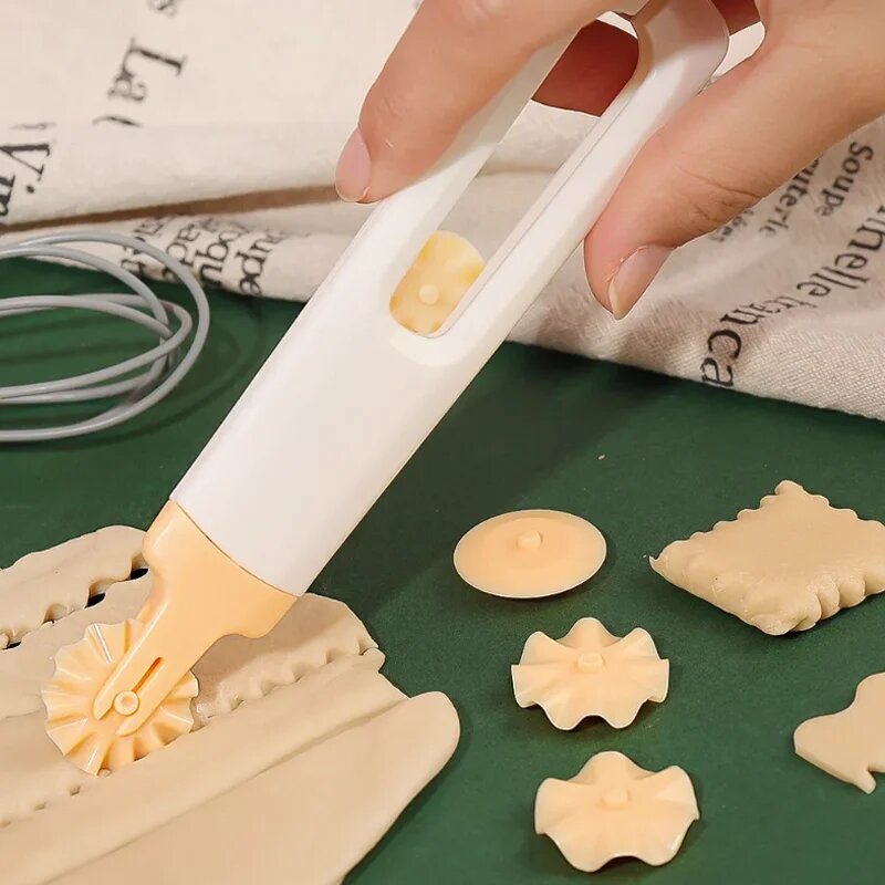 Пластиковый роликовый резак для теста MOONBIFFY